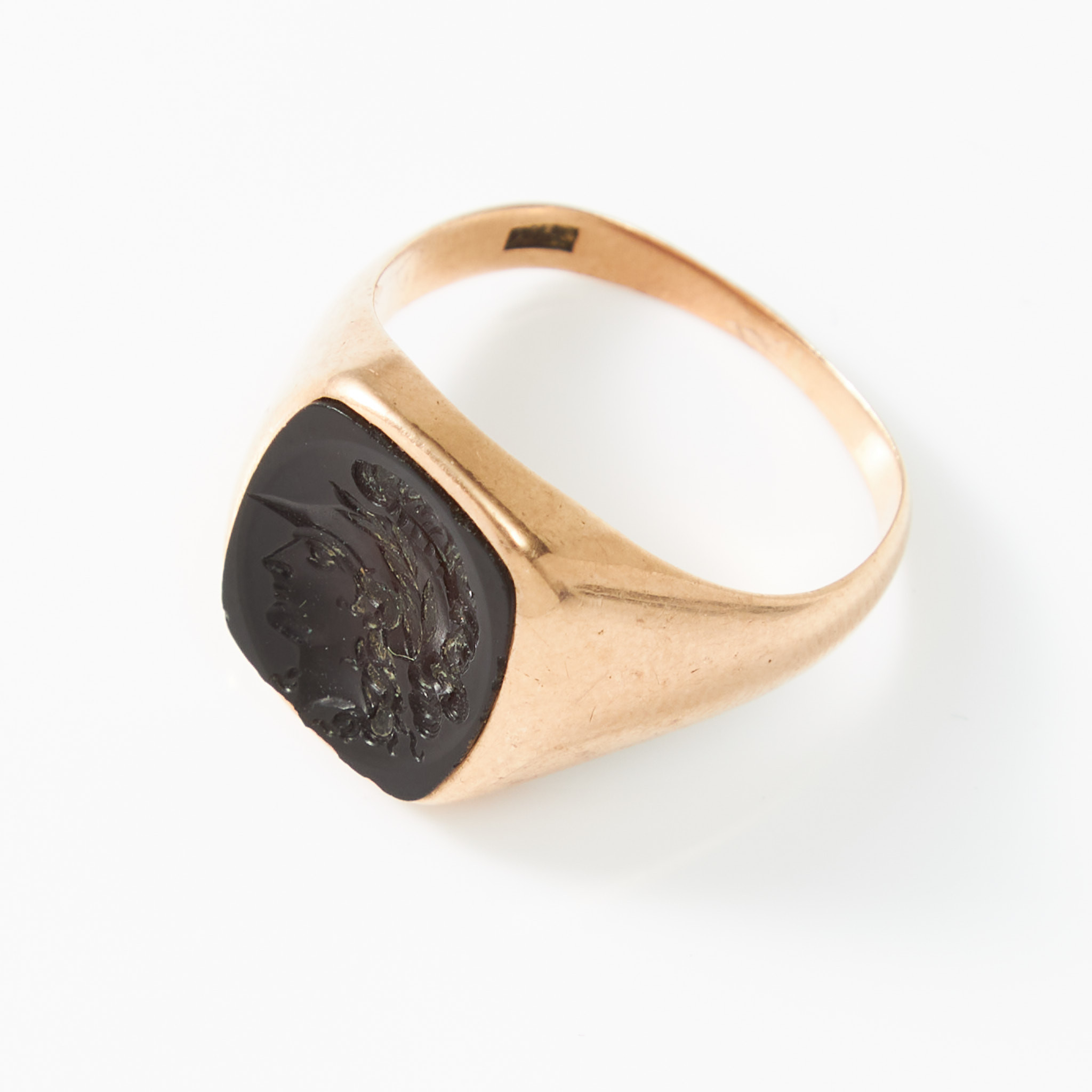 Bilder för 2903777. RING, 14 k guld, skuren onyx, intaglio med motiv av ...