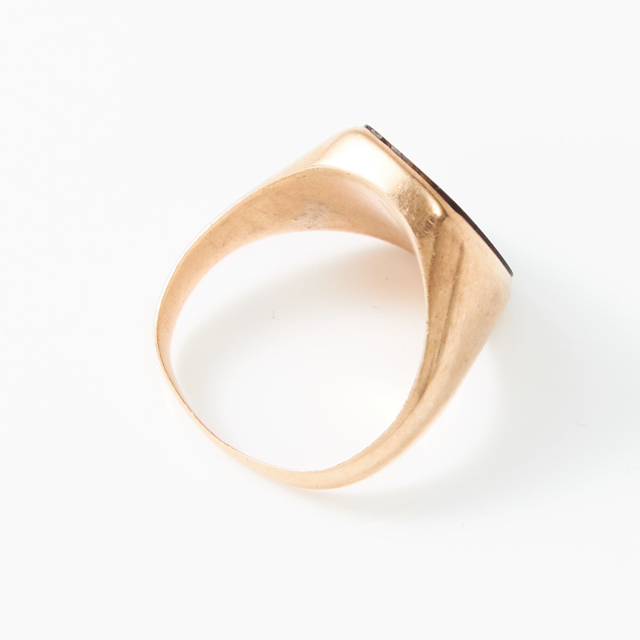 Bilder för 2903777. RING, 14 k guld, skuren onyx, intaglio med motiv av ...