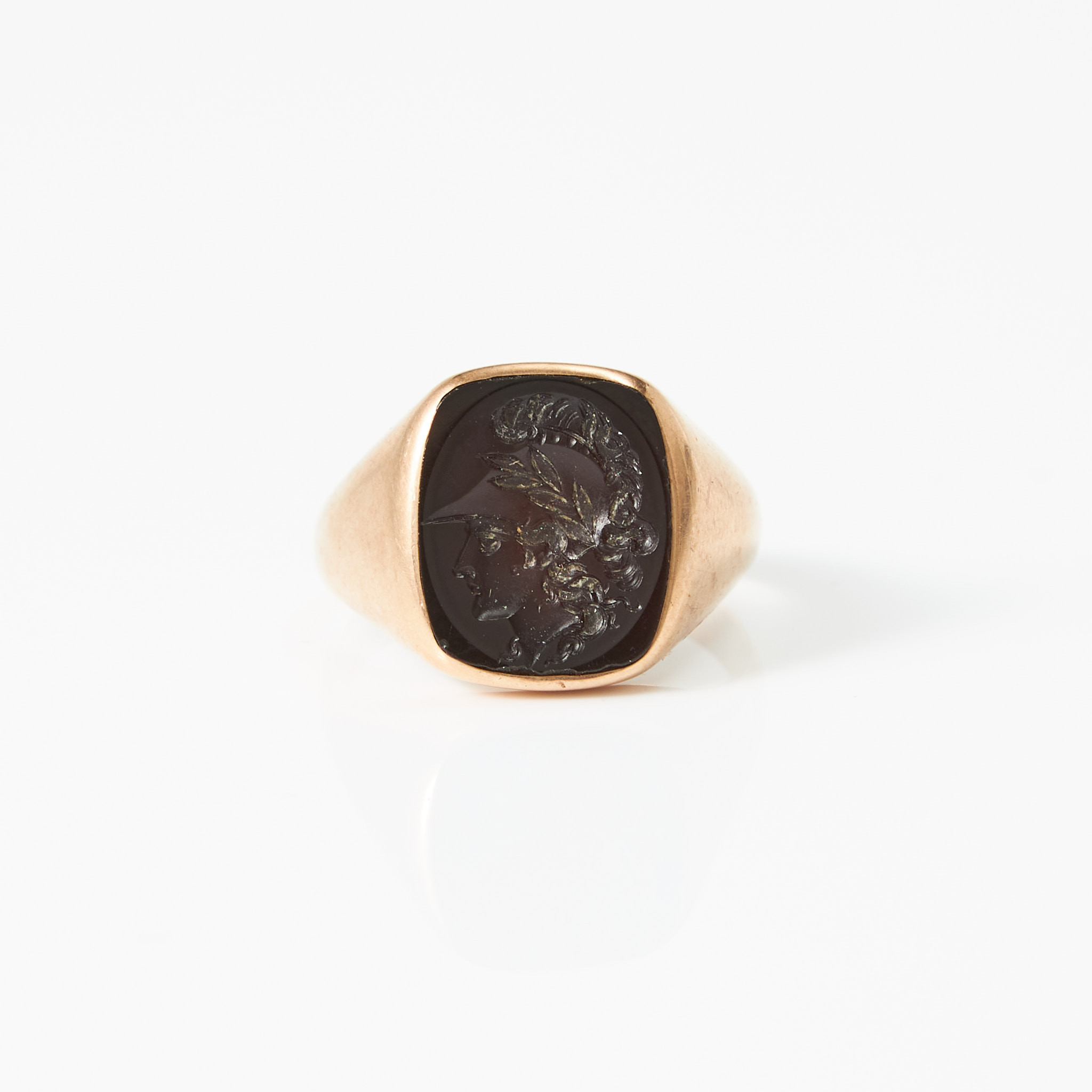 Bilder för 2903777. RING, 14 k guld, skuren onyx, intaglio med motiv av ...