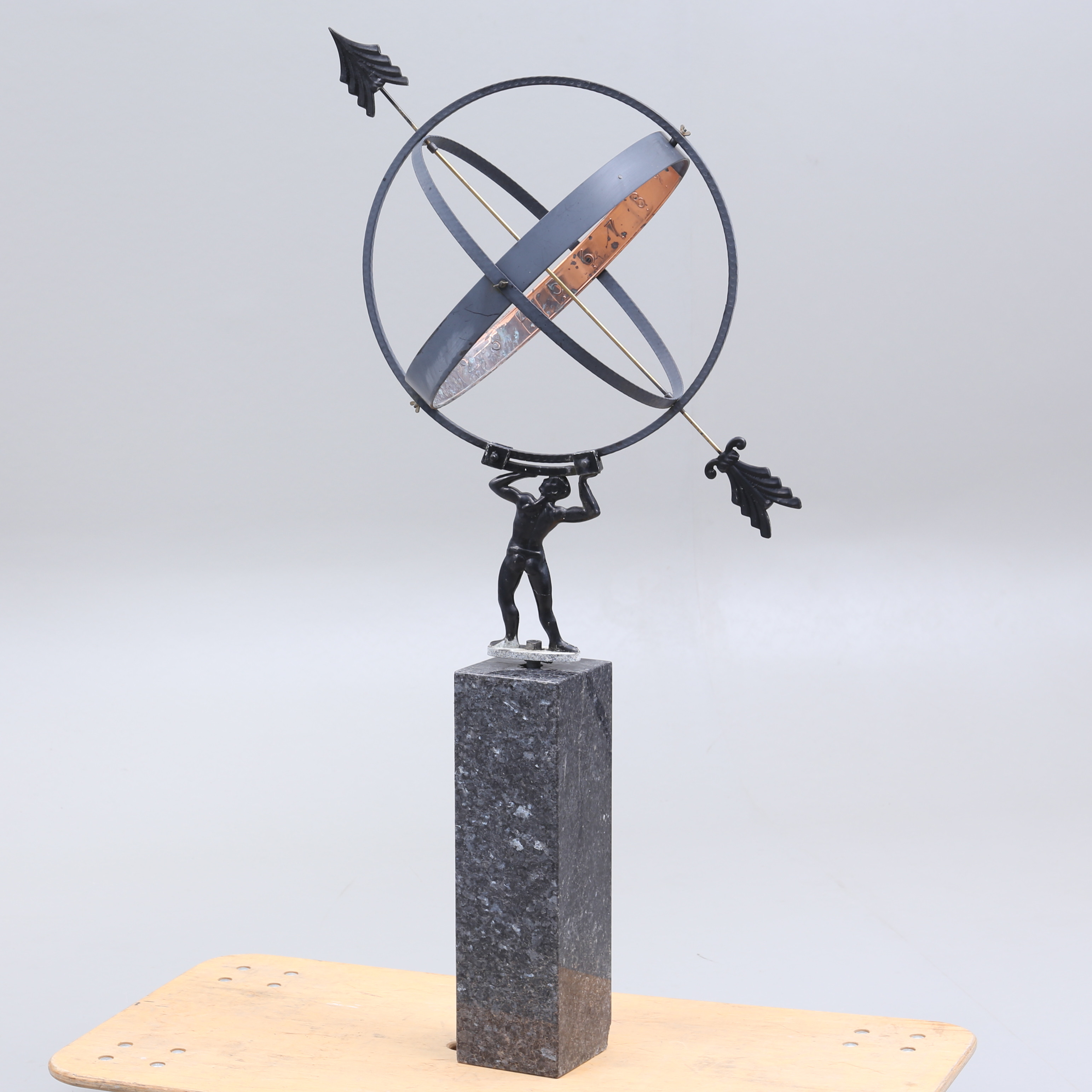 SOLUR på STENSOCKEL, 1900-tal. Trädgård & Byggnadsvård - Trädgårdsmöbler - Auctionet