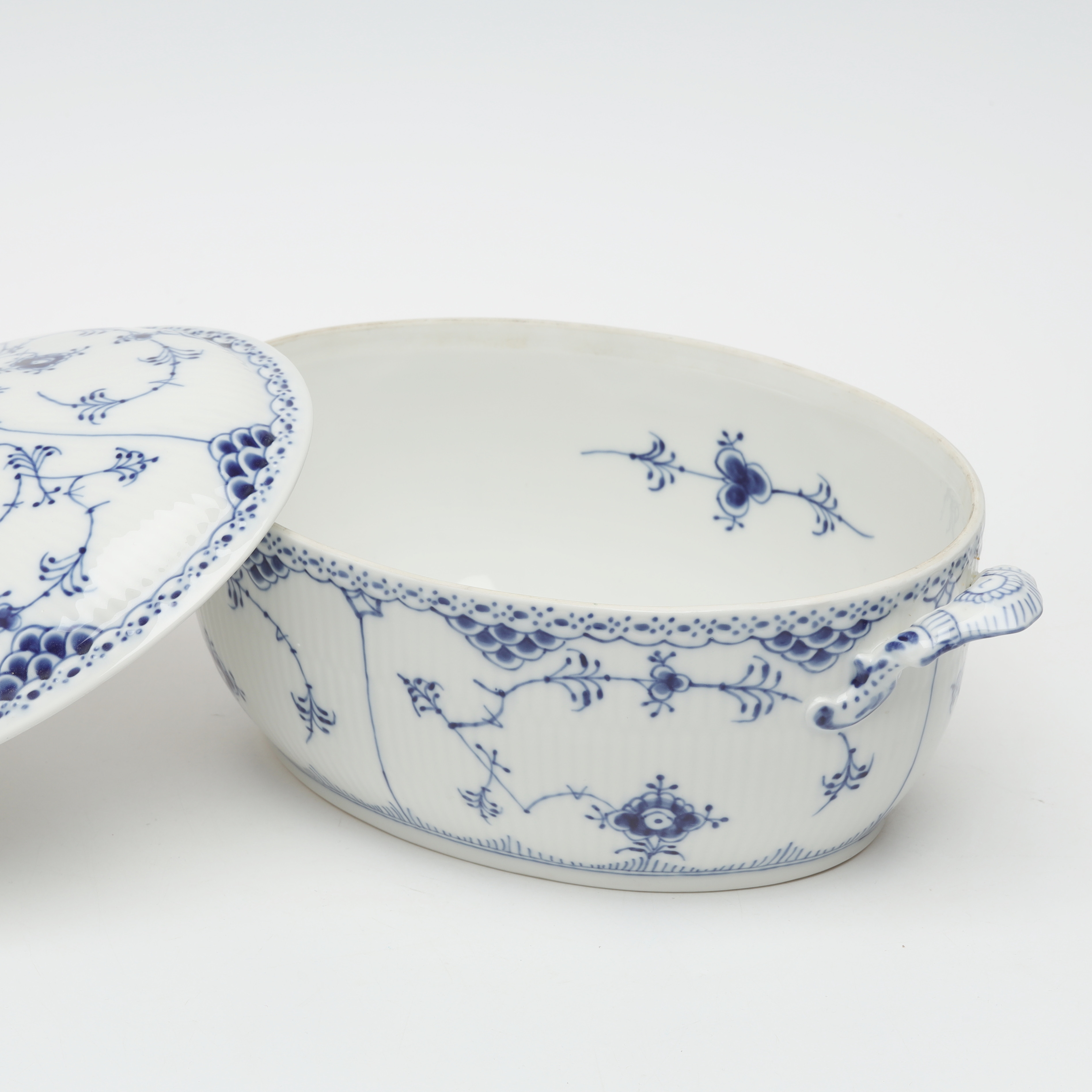 Images for 2961187. TERRIN WITH COVER, porcelain, "Musselmalet", Royal ...