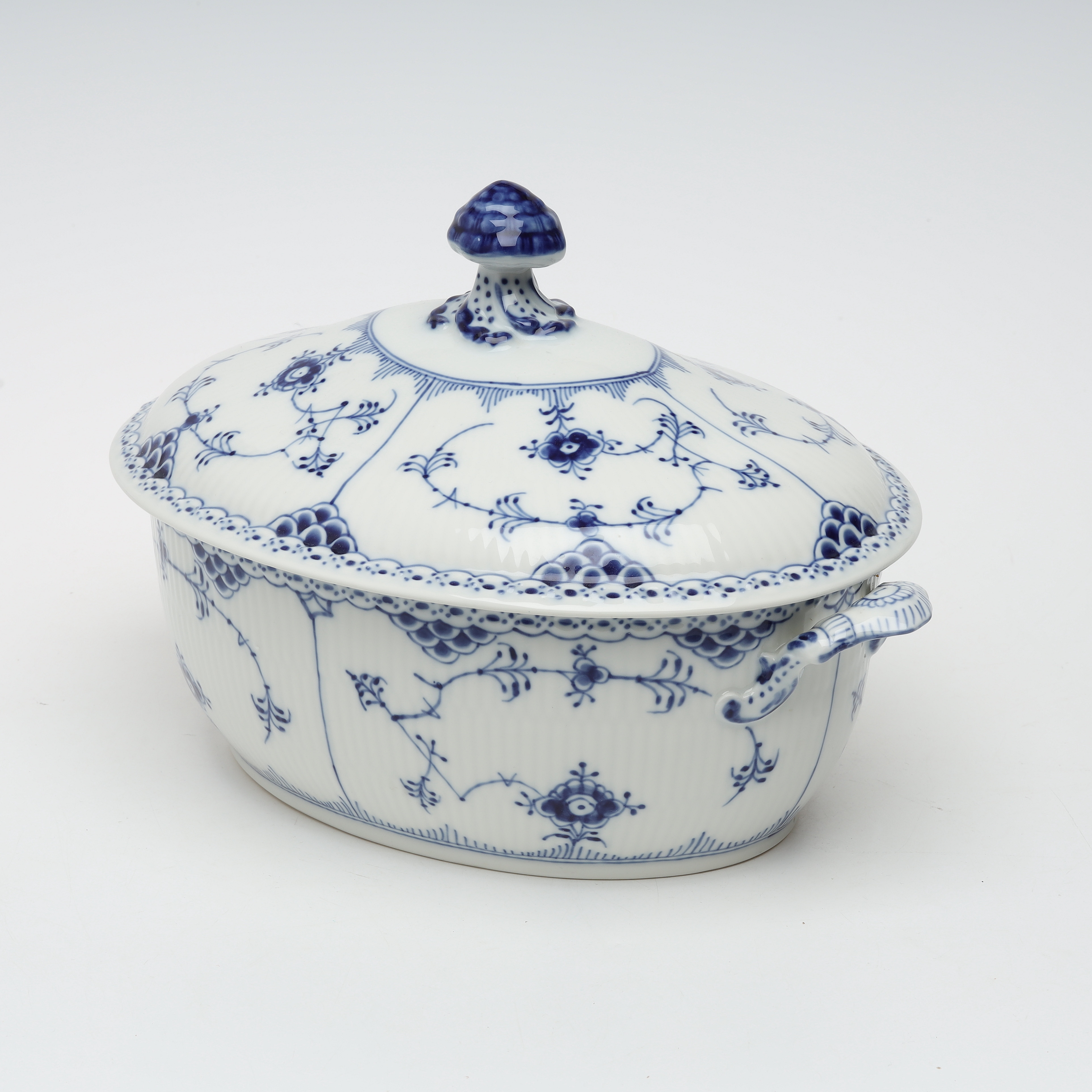 Images for 2961187. TERRIN WITH COVER, porcelain, "Musselmalet", Royal ...