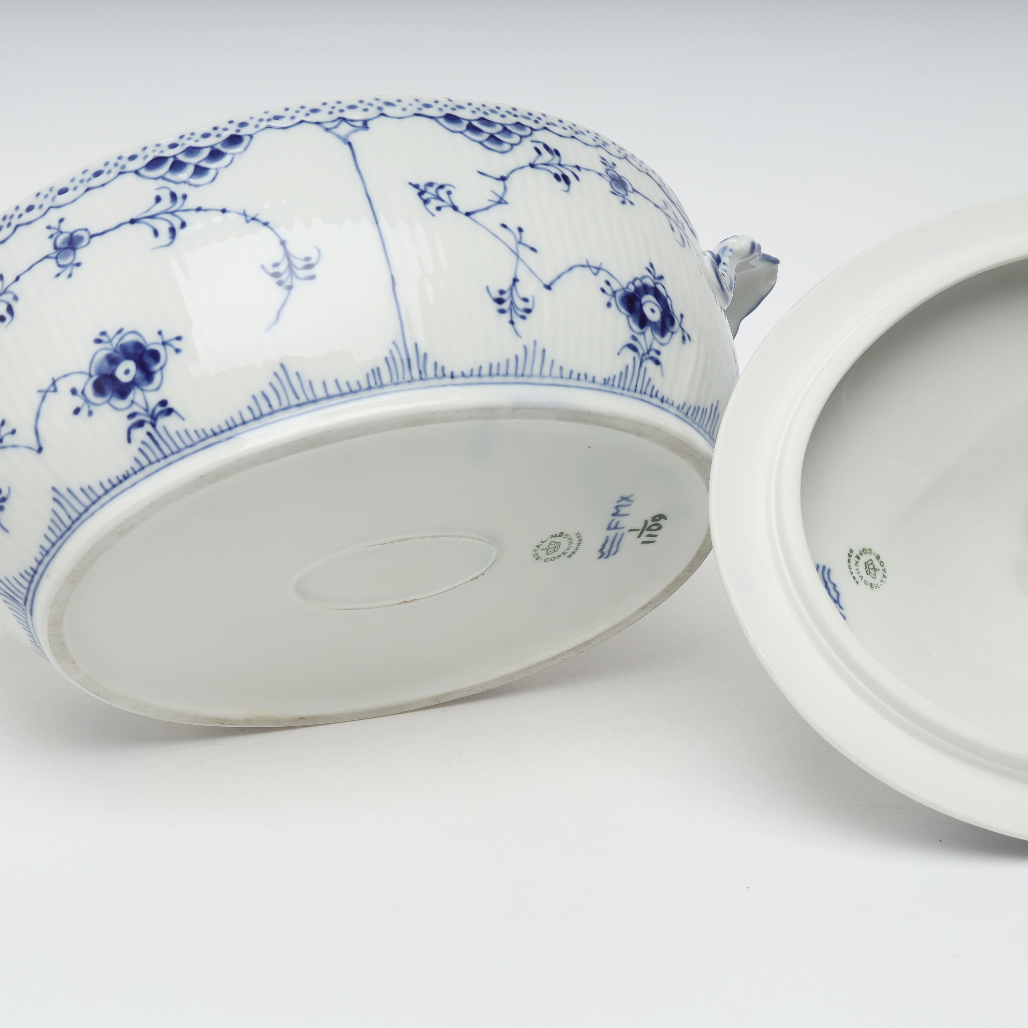 Images for 2961187. TERRIN WITH COVER, porcelain, "Musselmalet", Royal ...