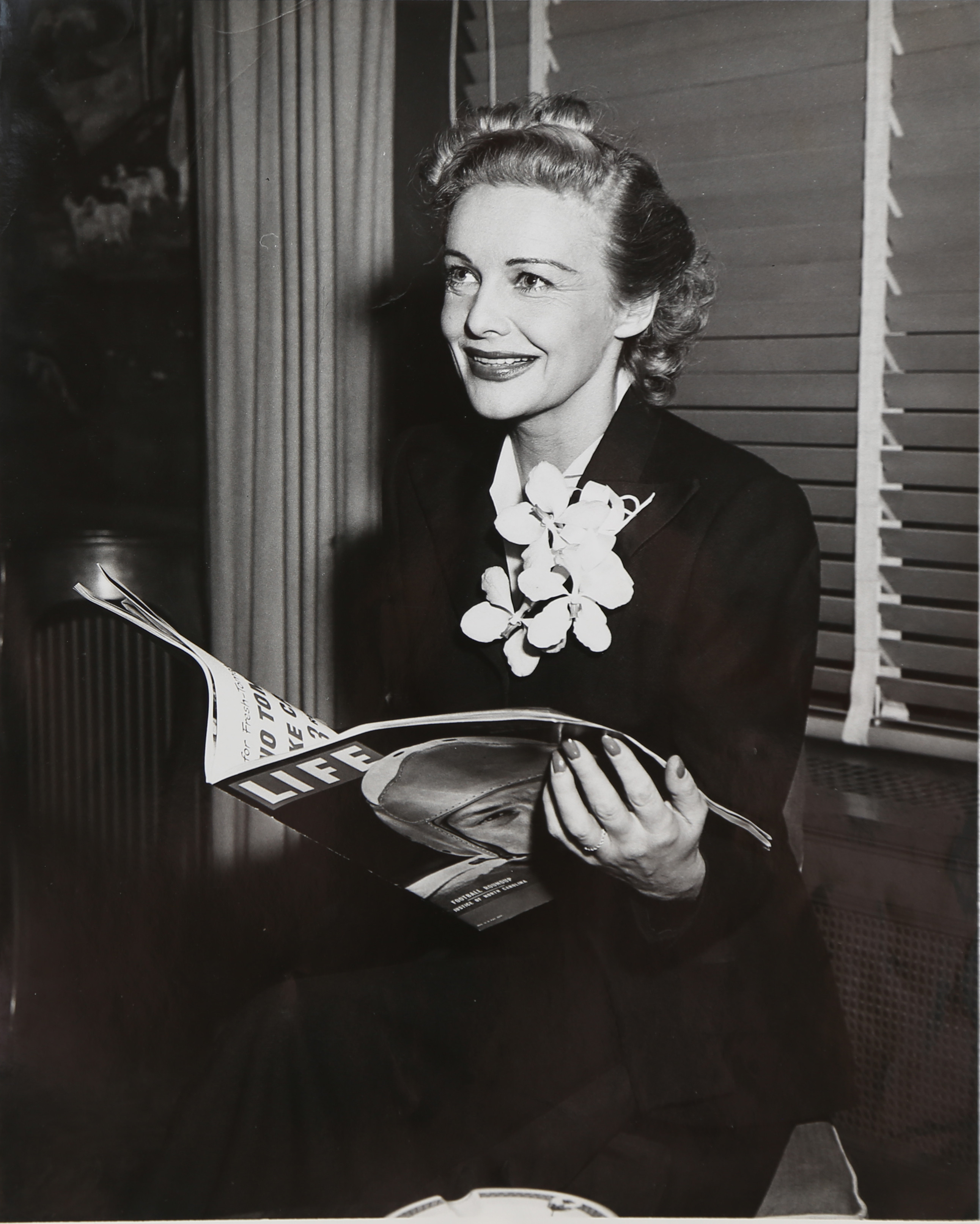 Images for 2981836. Madeleine Carroll and Life magazine. - Auctionet