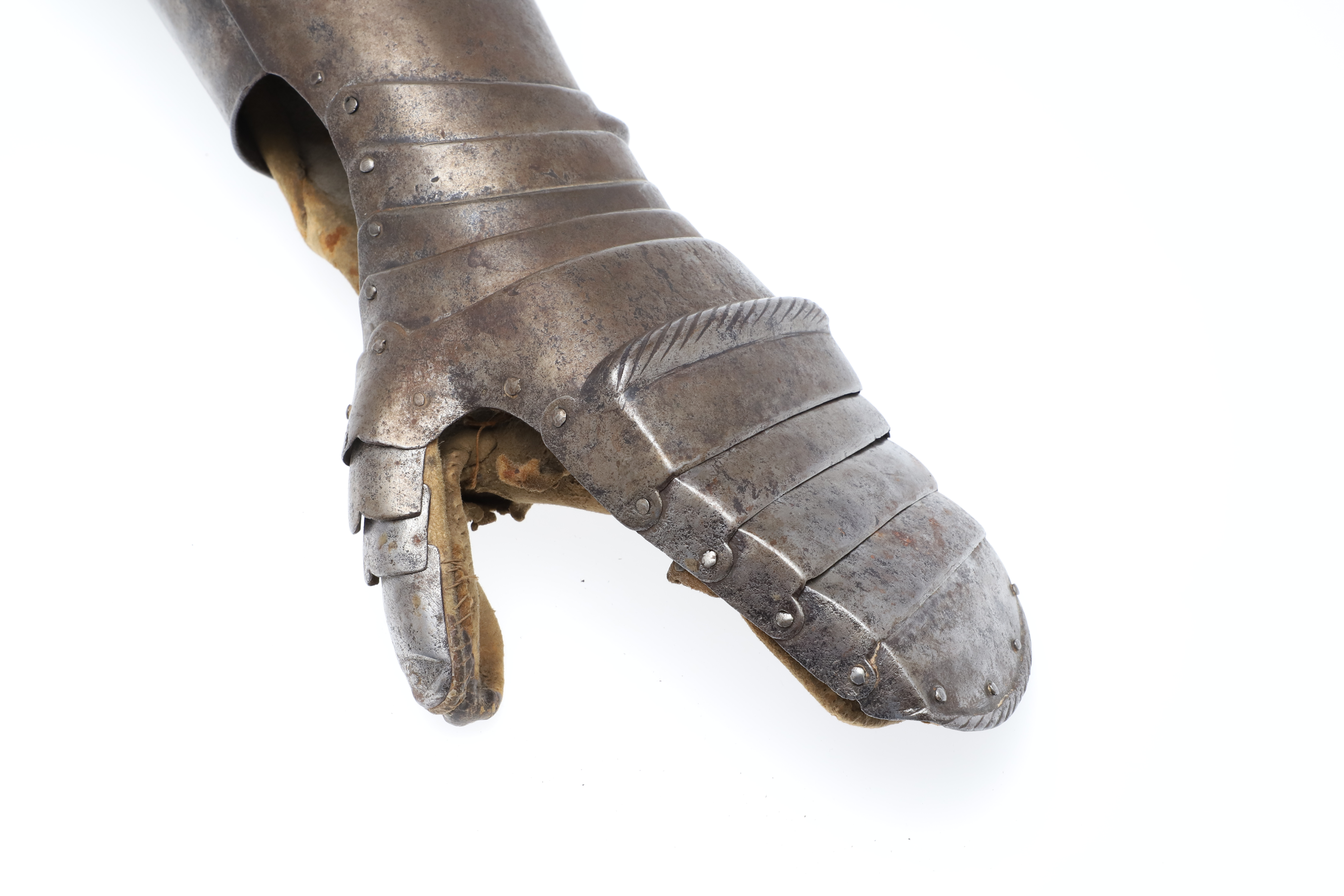 Images for 2997992. A MID 16TH CENTURY MITTEN GAUNTLET. - Auctionet