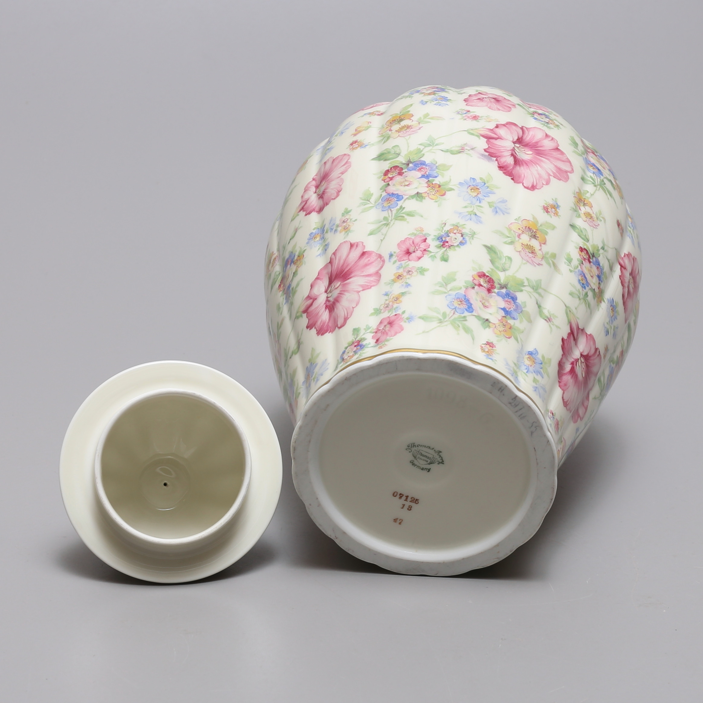 Images for 3000983. LIDS, porcelain, Thomas Ivory, Germany. - Auctionet