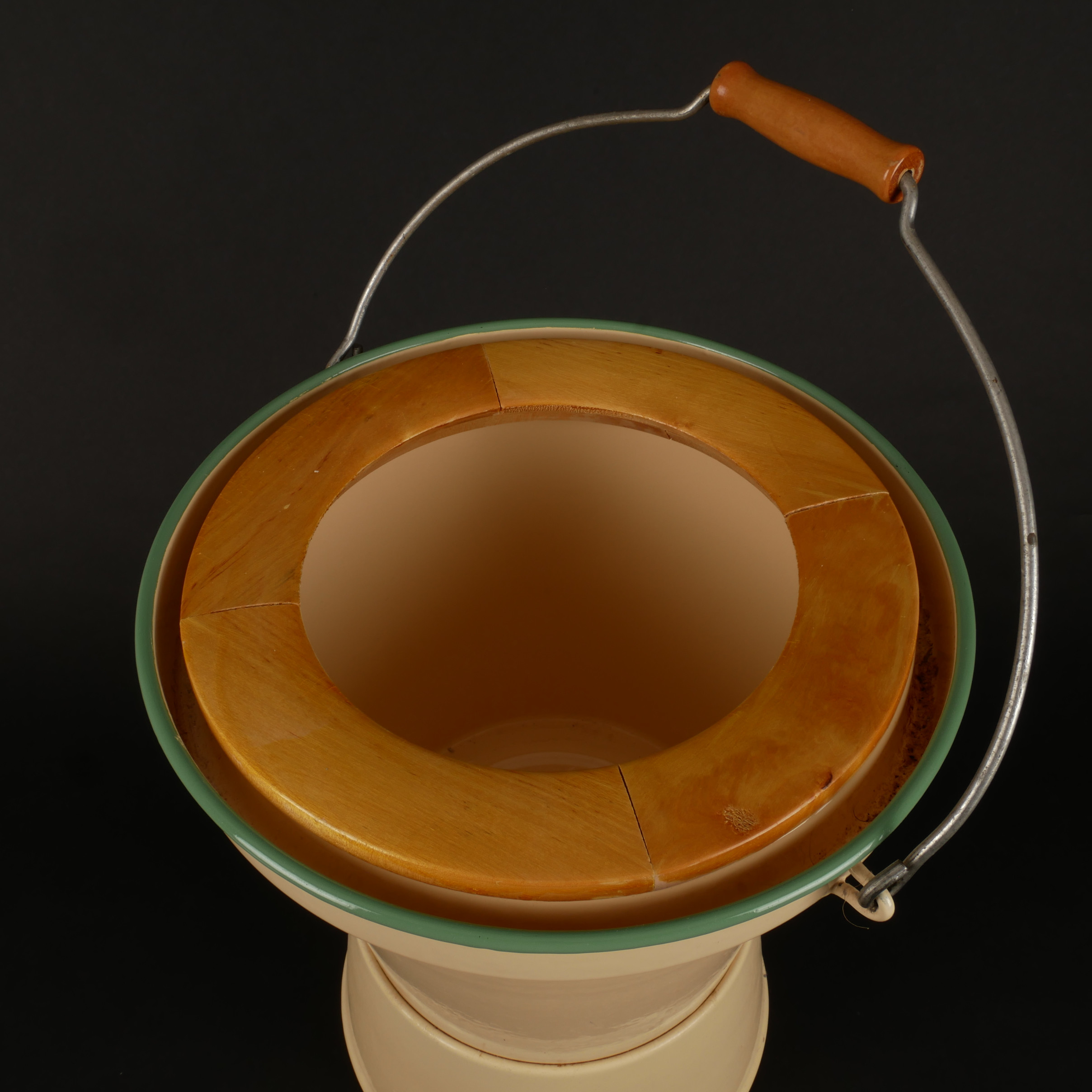 Bilder för 3040431. POTTA/TOALETT, emaljerad plåt "Kockums", 1900 ...