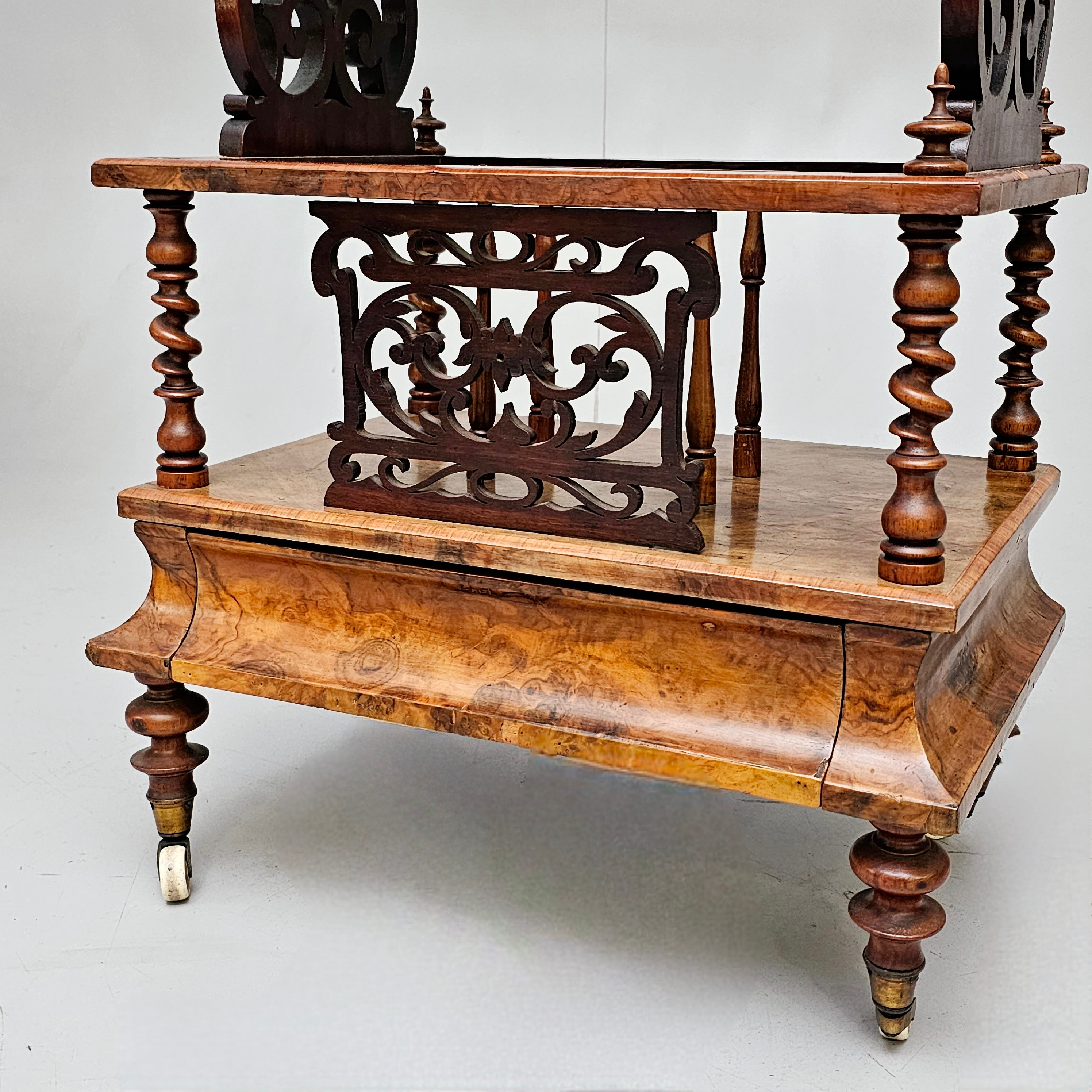 3057201. ENGLANNIKSI MUSIIKKIBAARI KALUSTEET JUURIPUISTA. kuvat - Auctionet