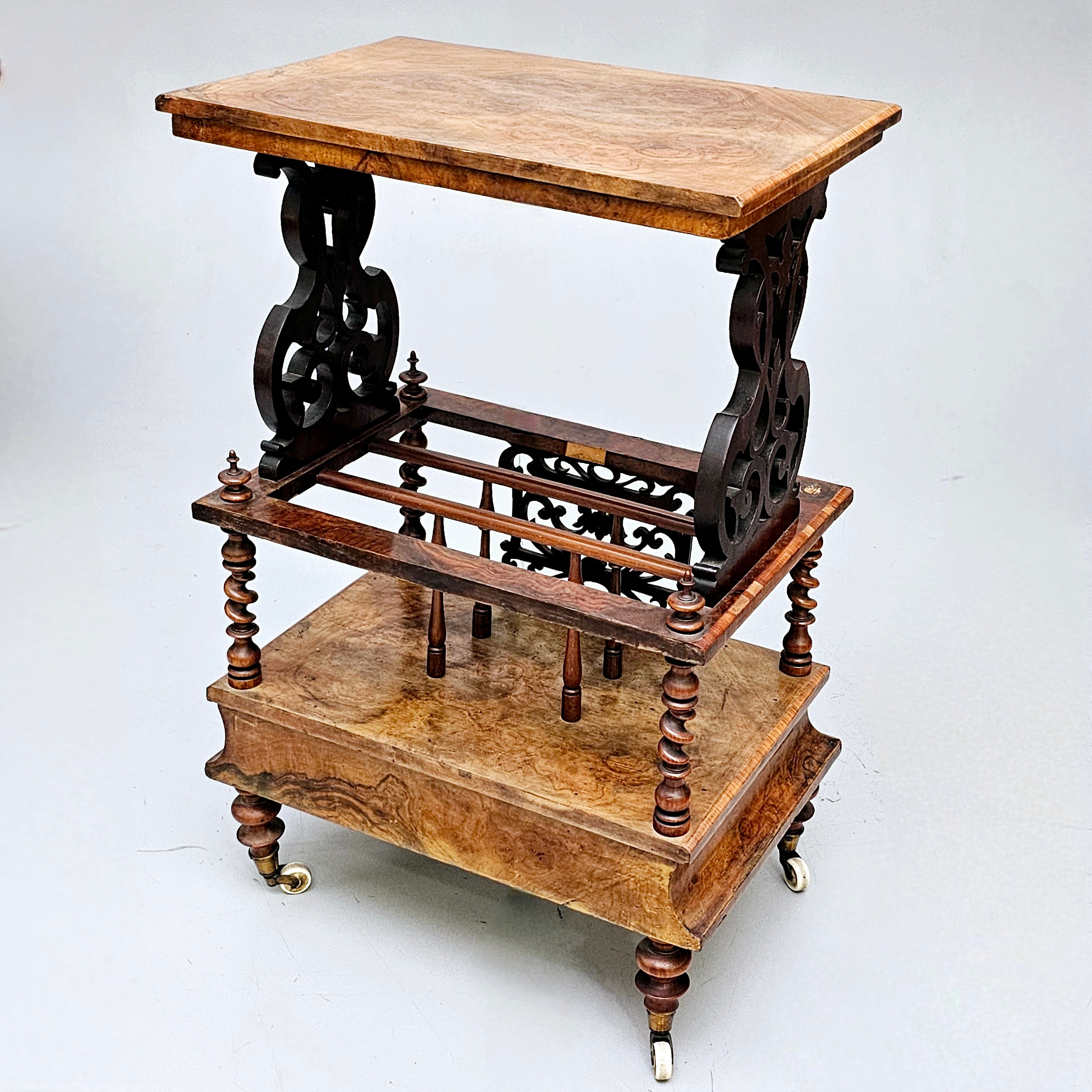 3057201. ENGLANNIKSI MUSIIKKIBAARI KALUSTEET JUURIPUISTA. kuvat - Auctionet