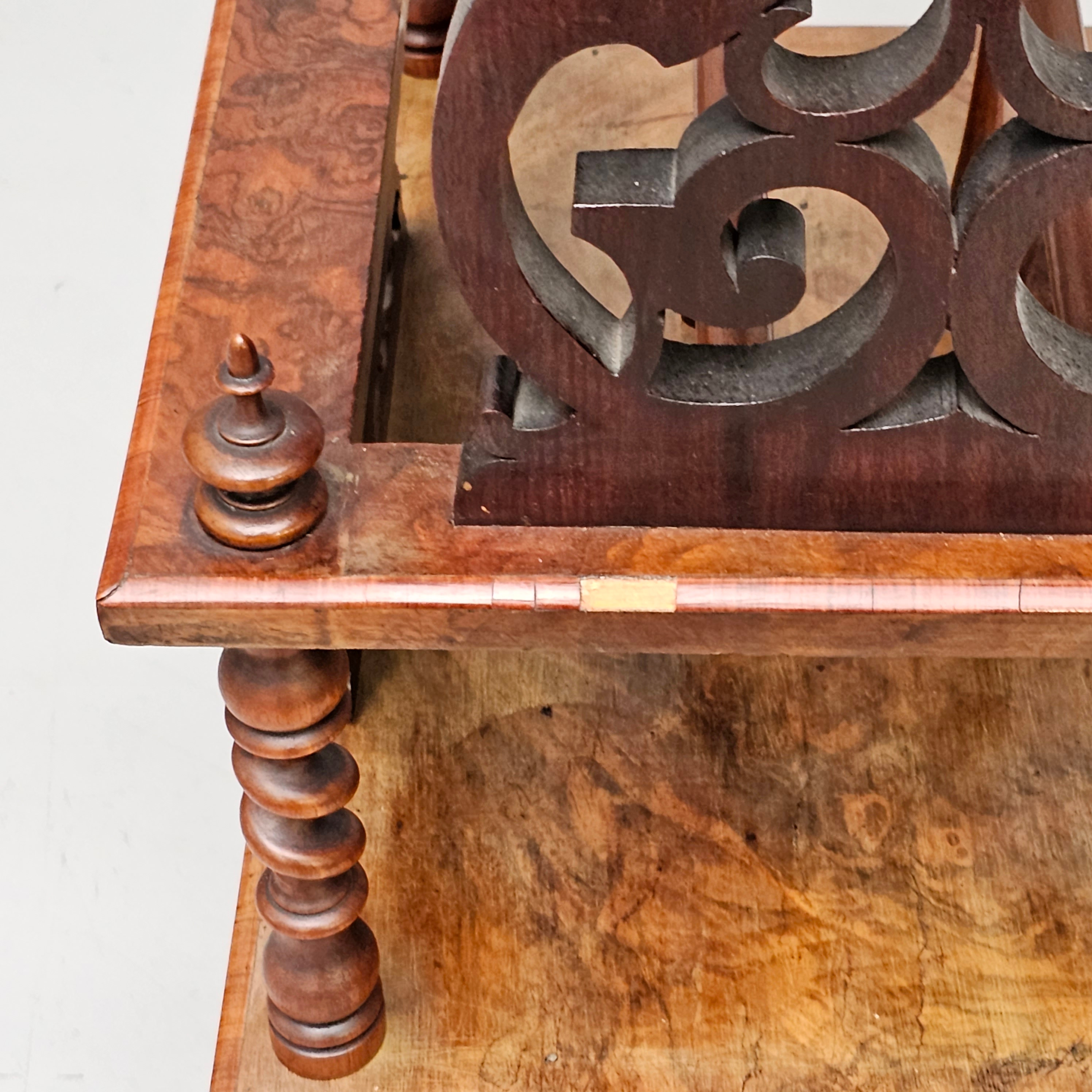 3057201. ENGLANNIKSI MUSIIKKIBAARI KALUSTEET JUURIPUISTA. kuvat - Auctionet