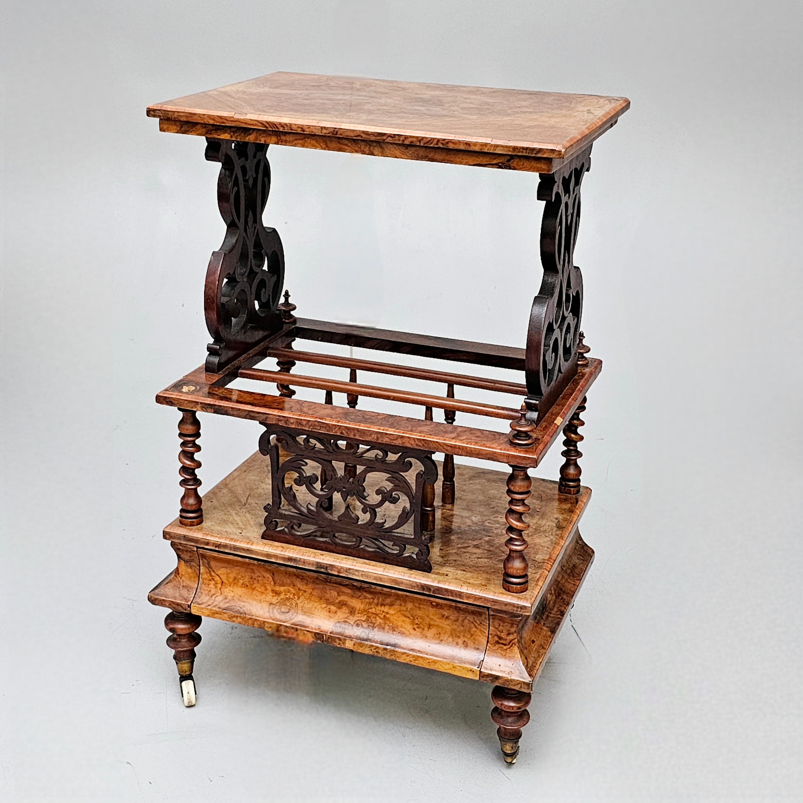 3057201. ENGLANNIKSI MUSIIKKIBAARI KALUSTEET JUURIPUISTA. kuvat - Auctionet