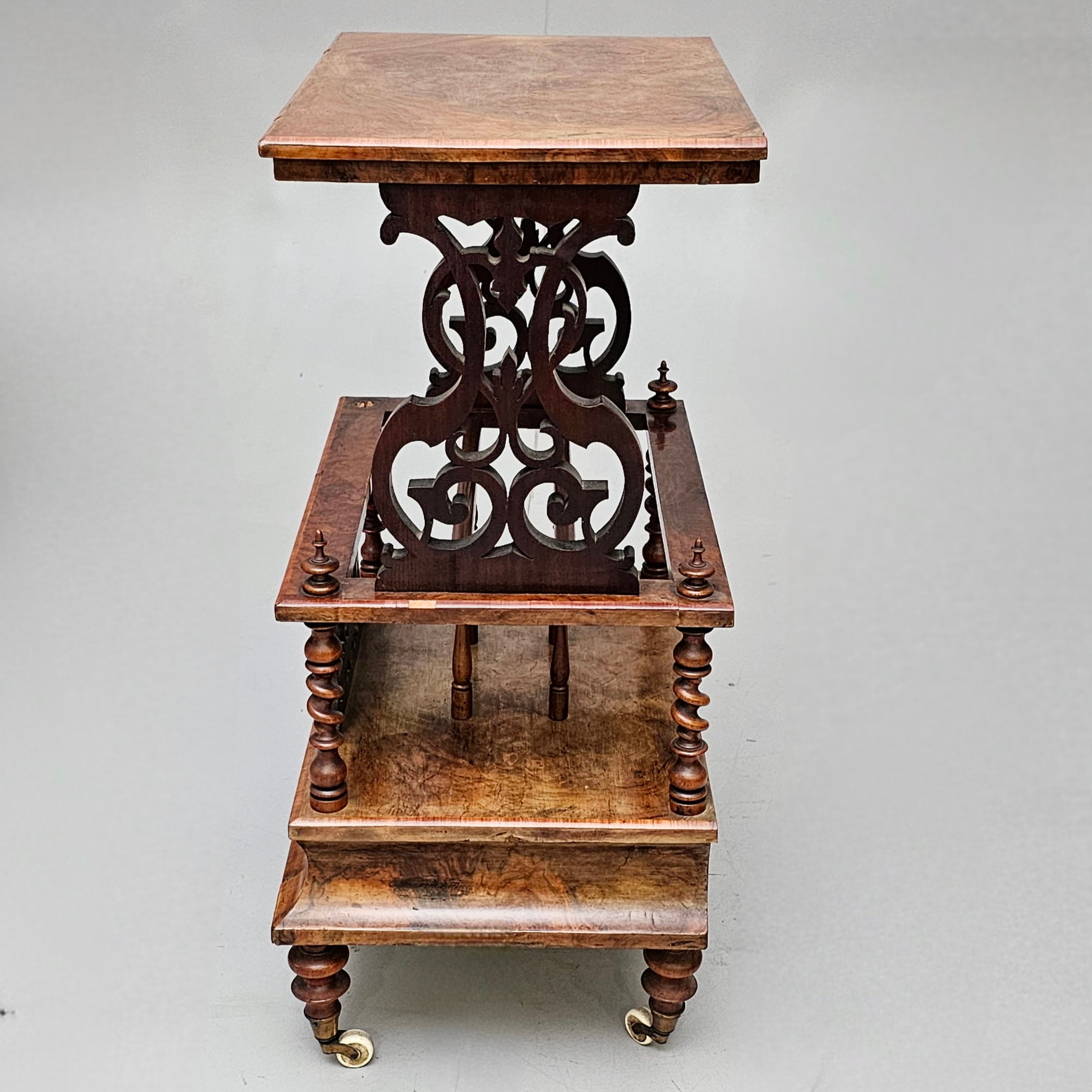 3057201. ENGLANNIKSI MUSIIKKIBAARI KALUSTEET JUURIPUISTA. kuvat - Auctionet