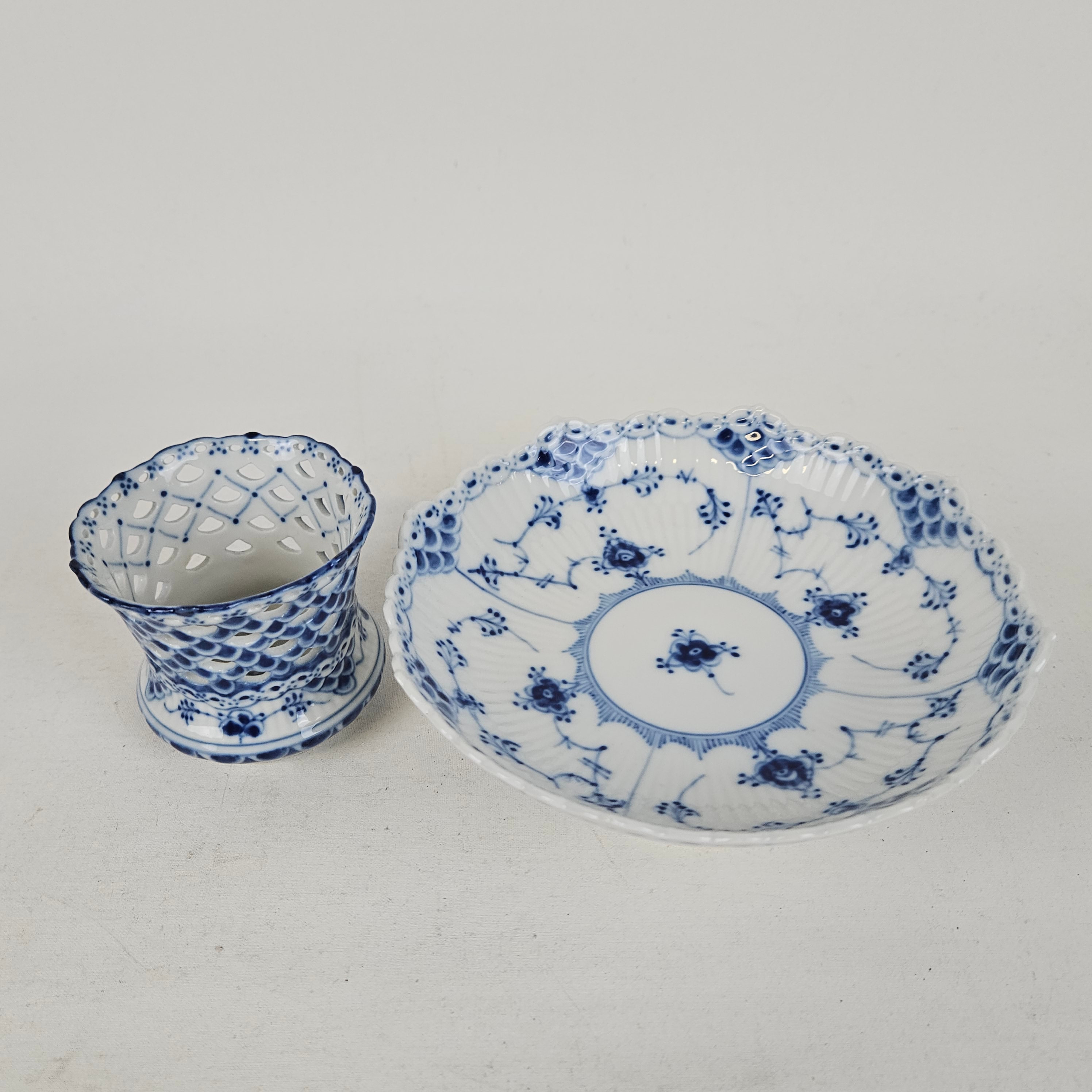 Images for 3071333. BOWL on FEET and VASE, no. 511 and 1015, porcelain ...