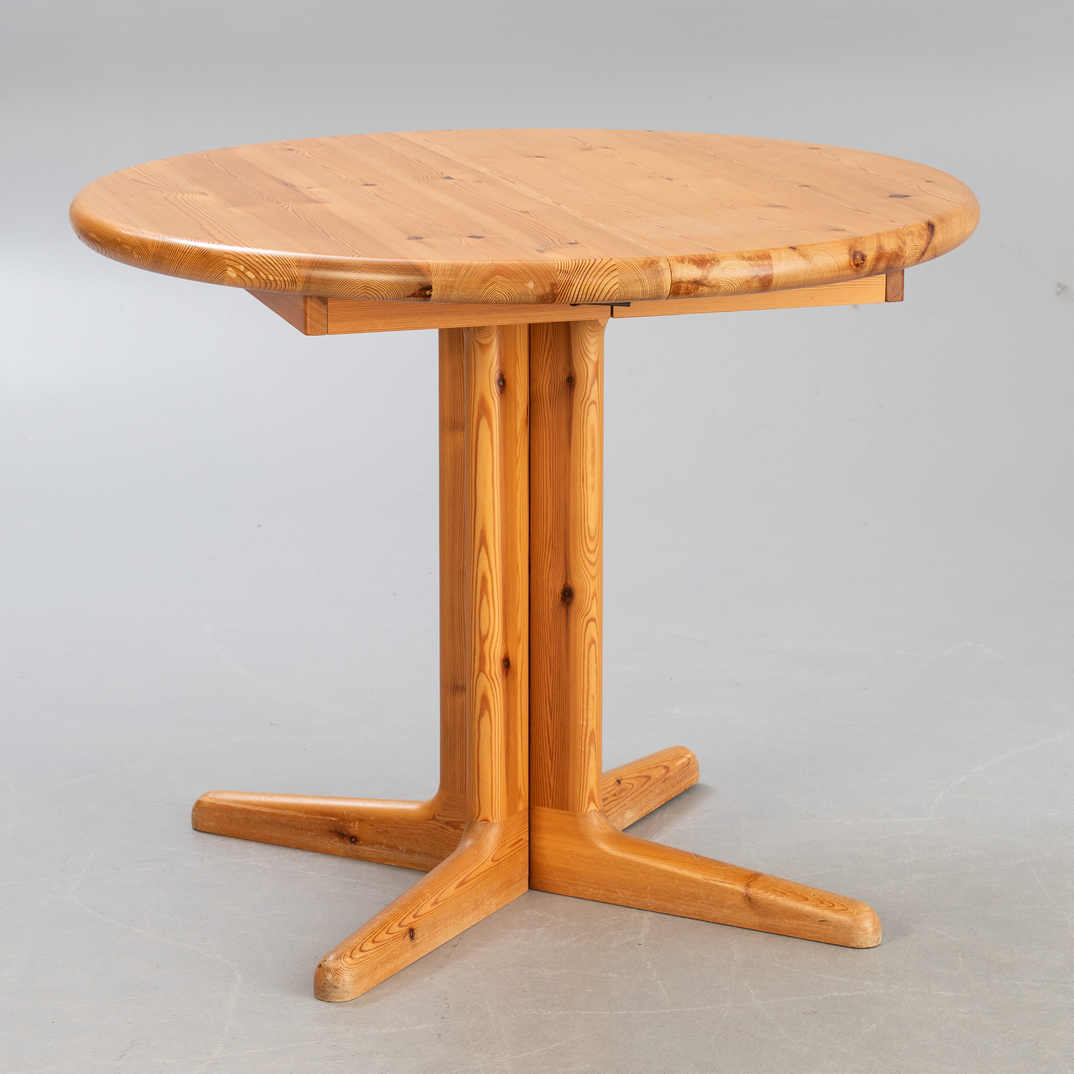 Bilder för 3071928. Runt utdragbart bord/matbord, 2 hyllor. - Auctionet