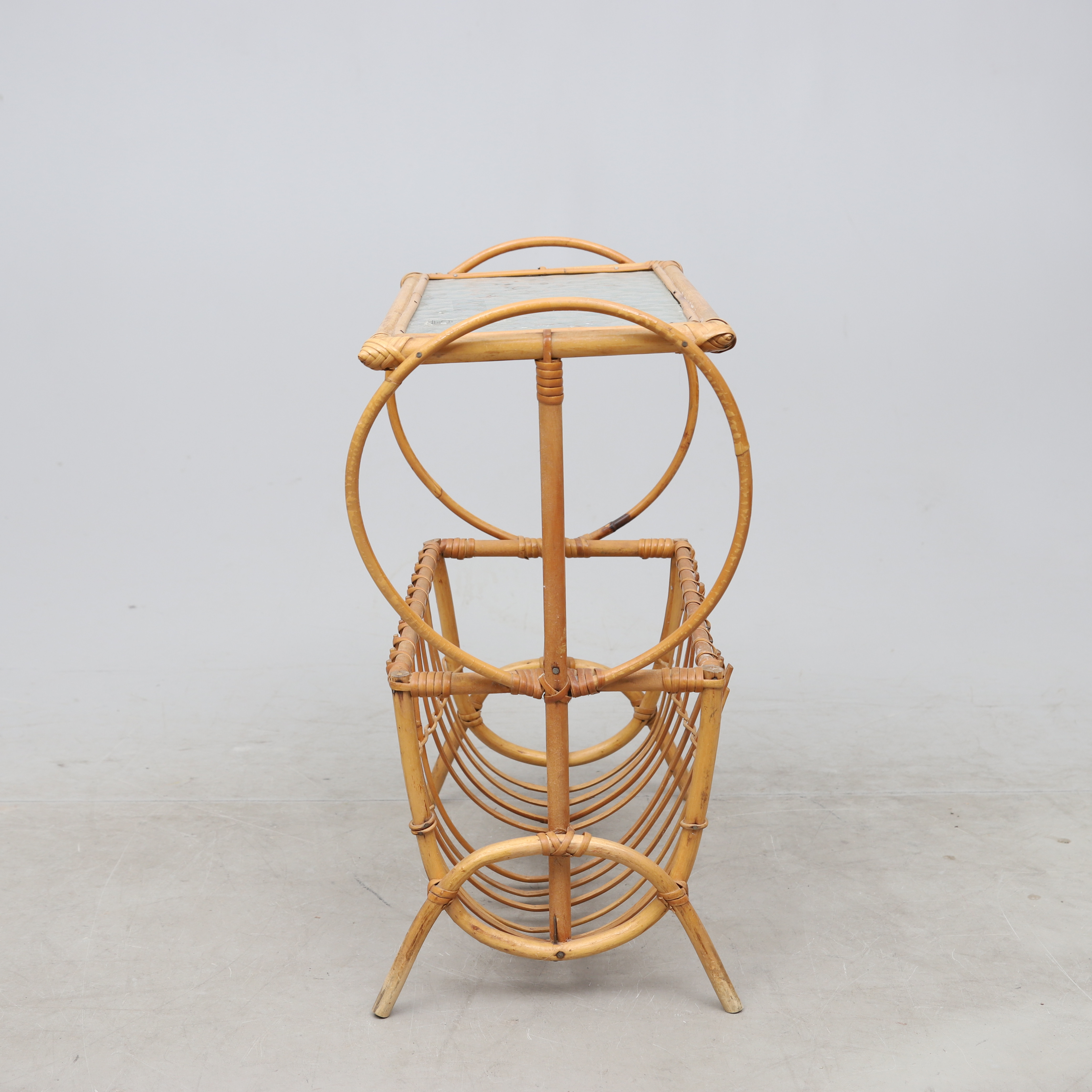 BORD, rotting och glas, 1900-tal. Möbler - Bord - Auctionet