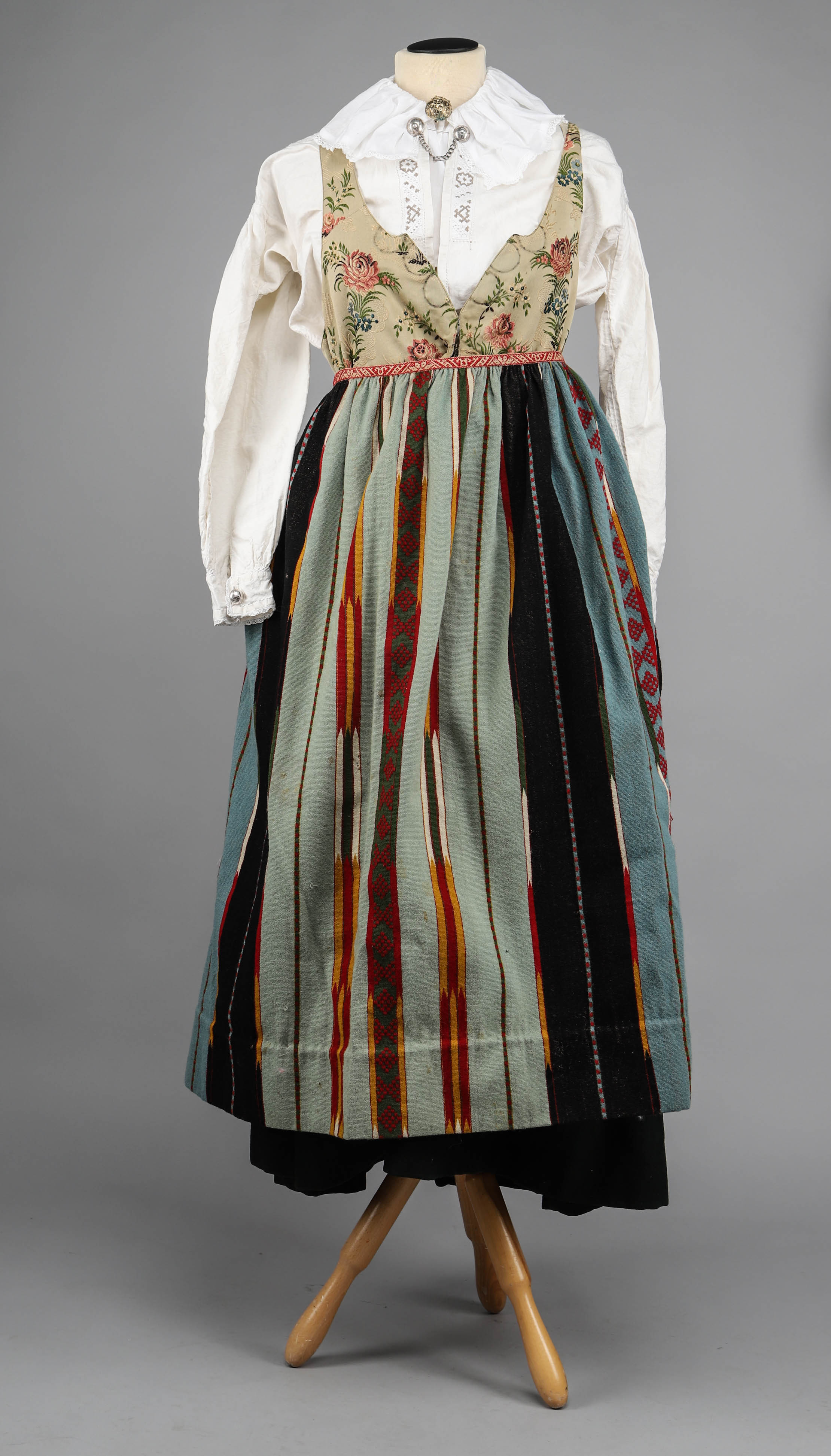 Bilder för 3090971. HÄRADSDRÄKT Västra Vemmenhög, Skåne, 10 delar ...