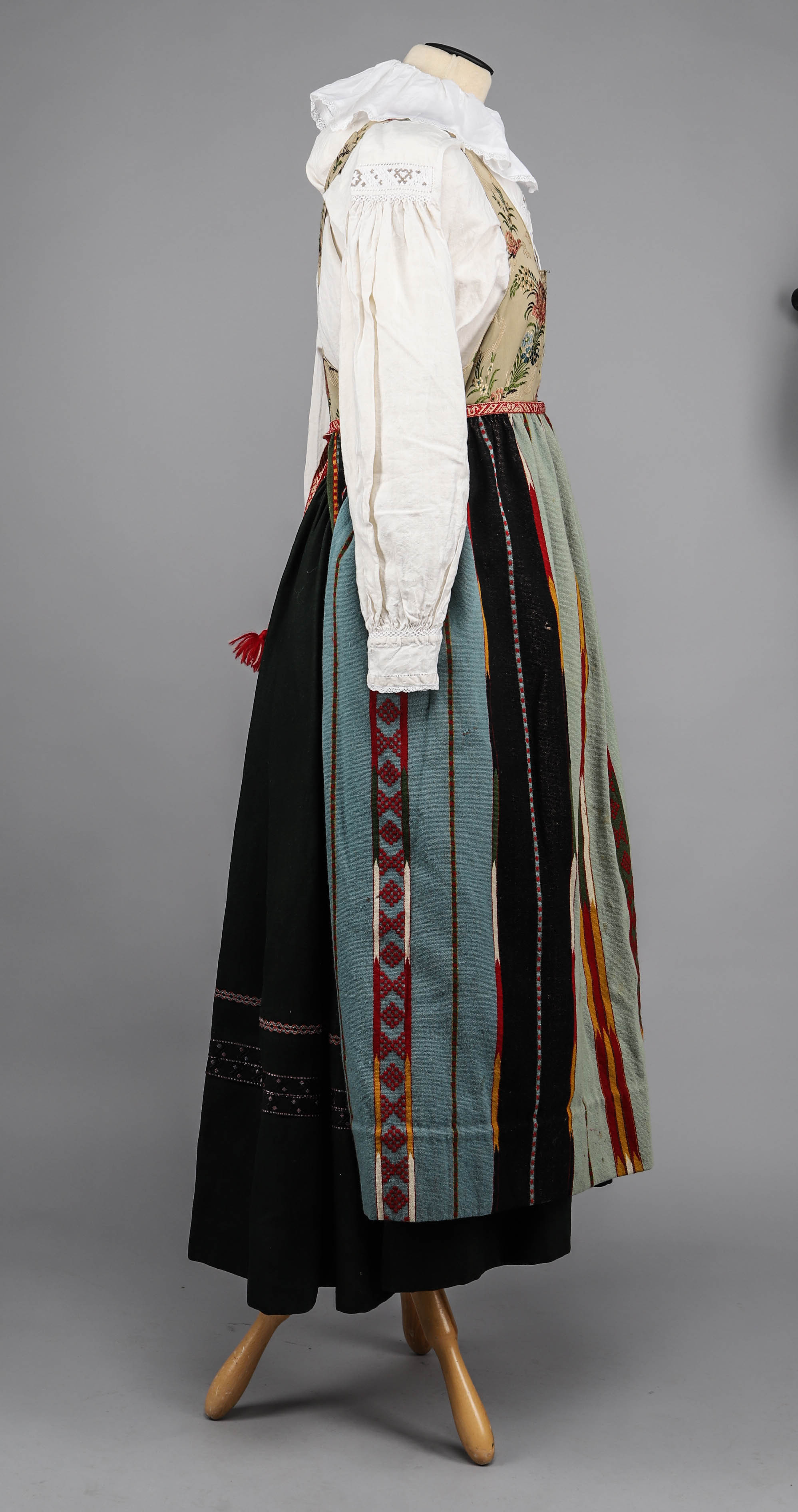 Bilder för 3090971. HÄRADSDRÄKT Västra Vemmenhög, Skåne, 10 delar ...