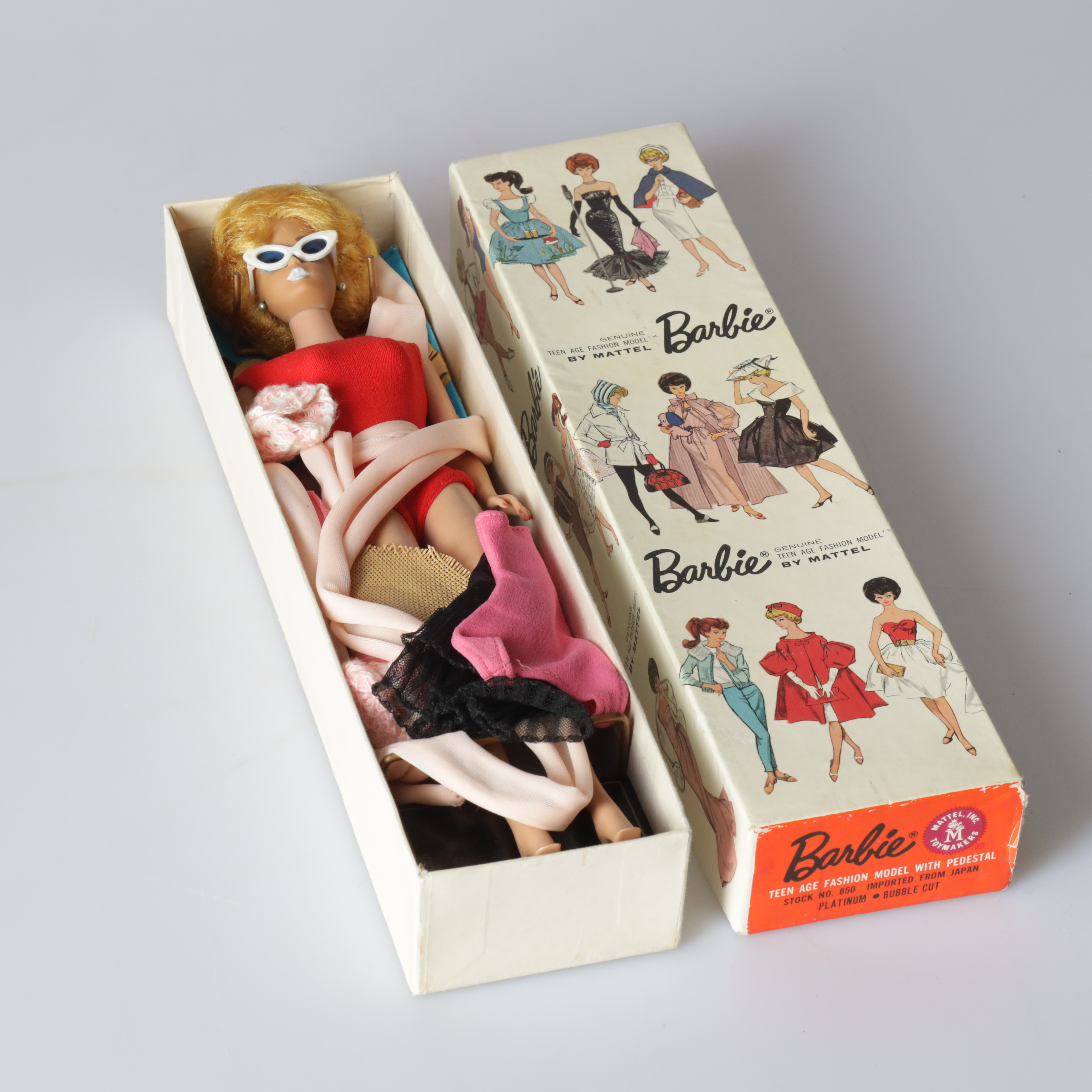 Bilder zu 3132815. EINE BARBIE-PUPPE AUS KARTON, Mattel, Anfang der ...