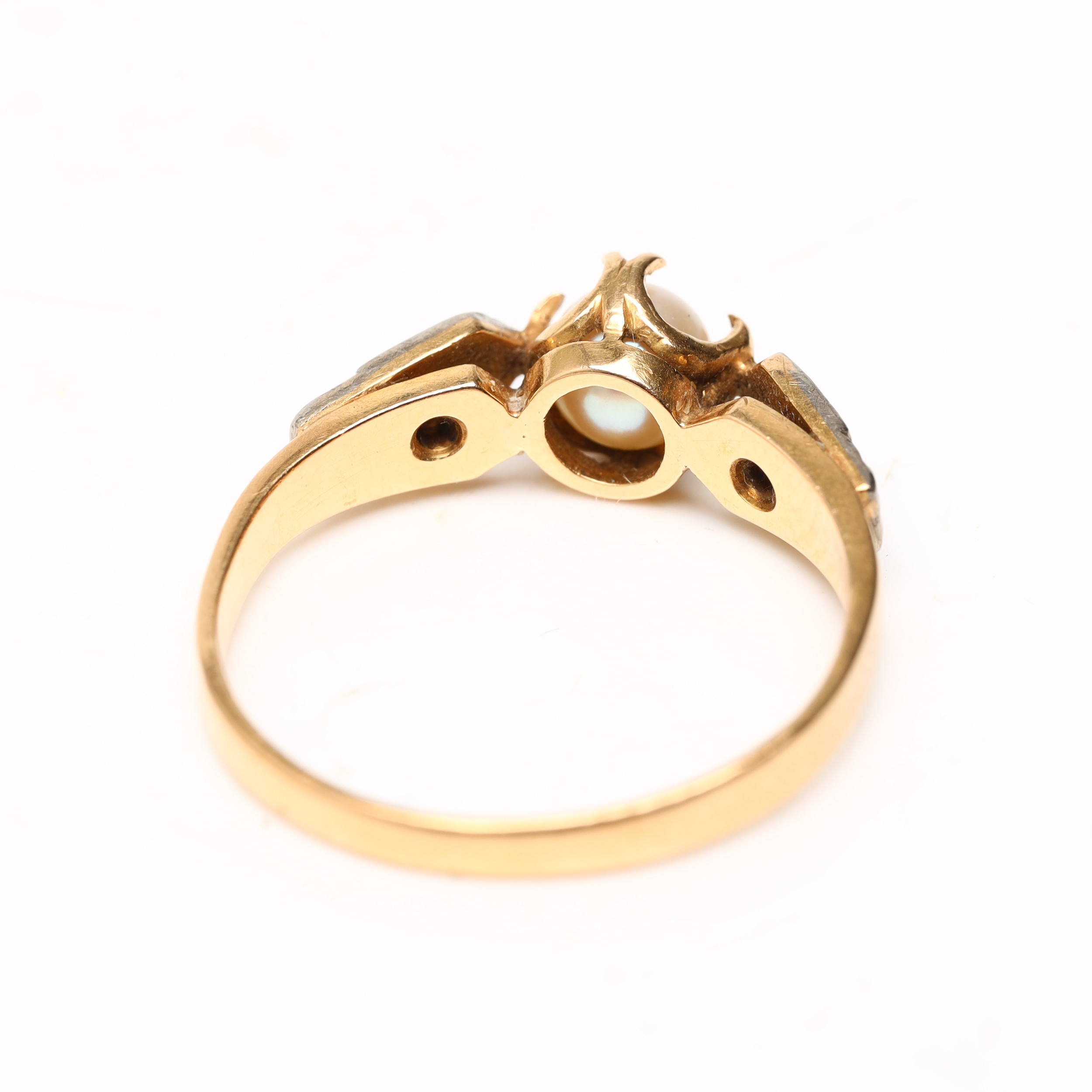 RING, 18K guld med diamanter samt odlad pärla, Svedboms Guldsmeds Ab ...