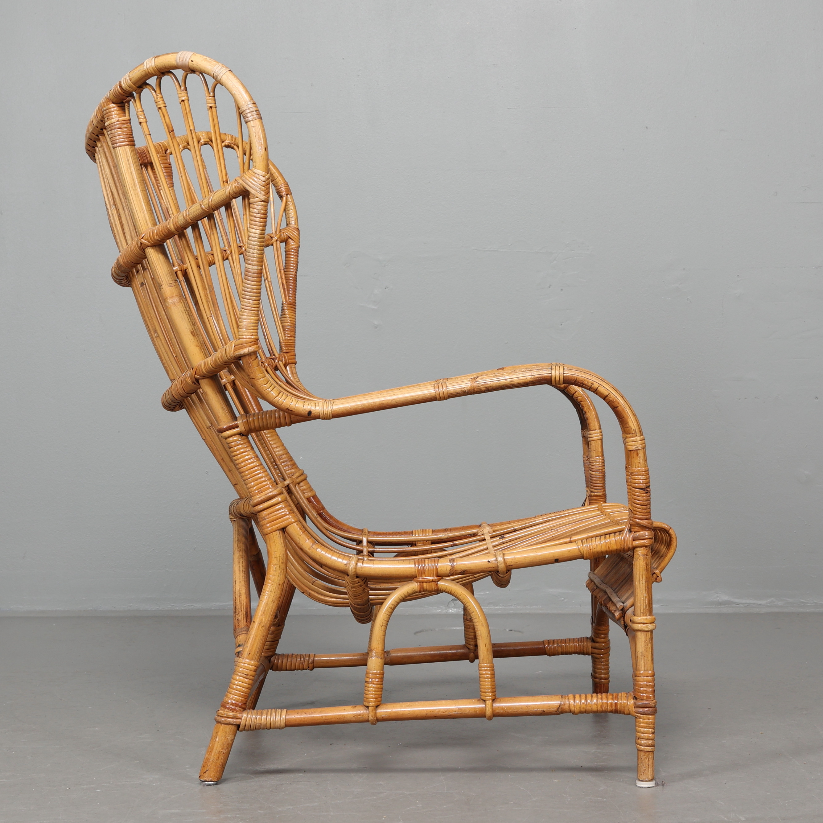 FÅTÖLJ, rotting, 1900-talets mitt. Möbler - Fåtöljer & Stolar - Auctionet