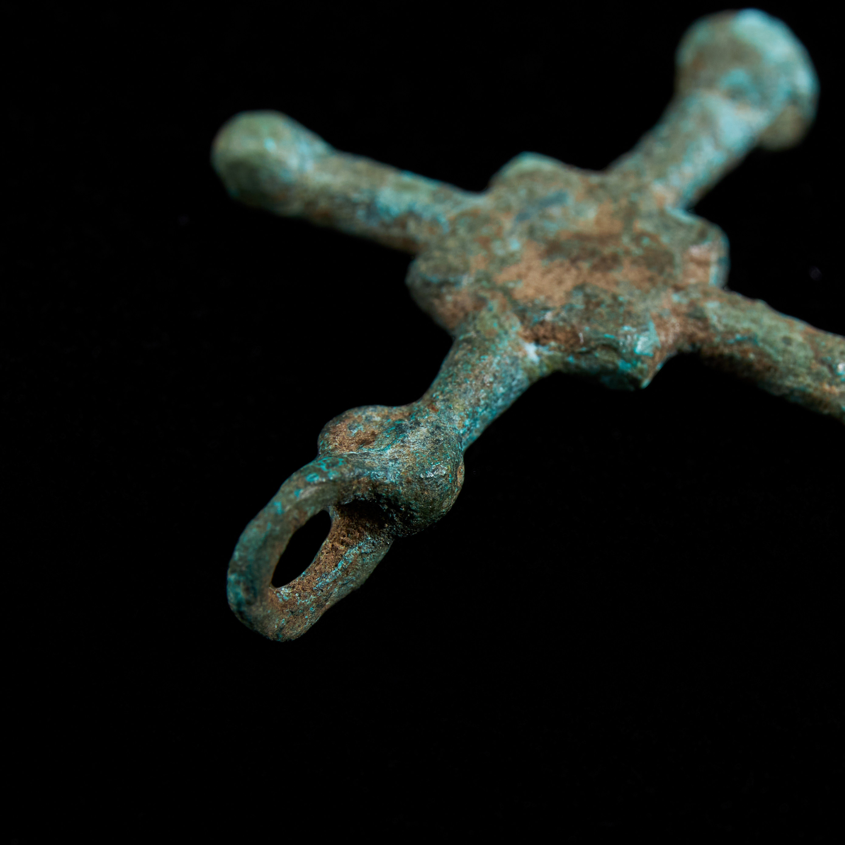 Bilder för 3173872. HÄNGE i form av kors, vikingatid, ca 900-1100 e Kr ...