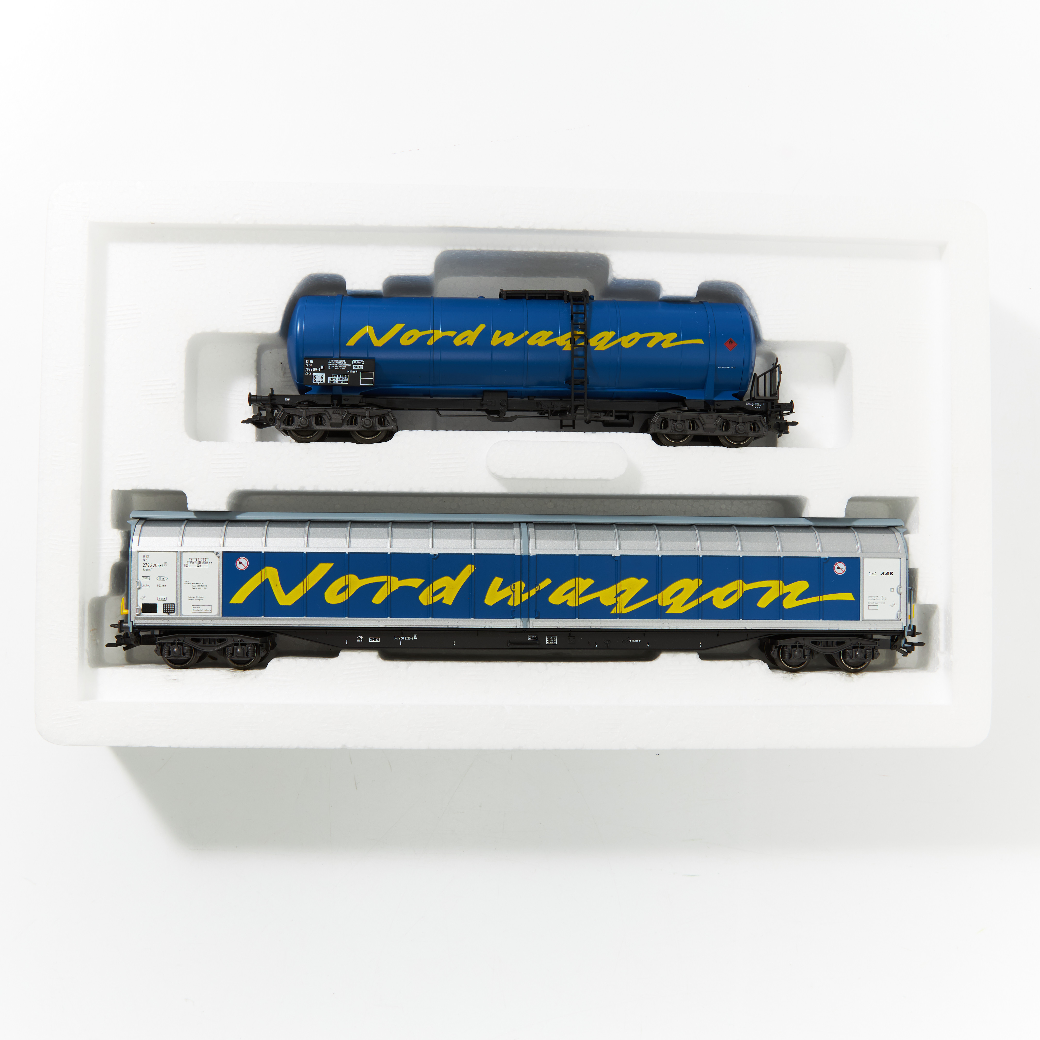 Images for 3174661. MÄRKLIN, 47882, 46310, 5 trolleys, H0. - Auctionet