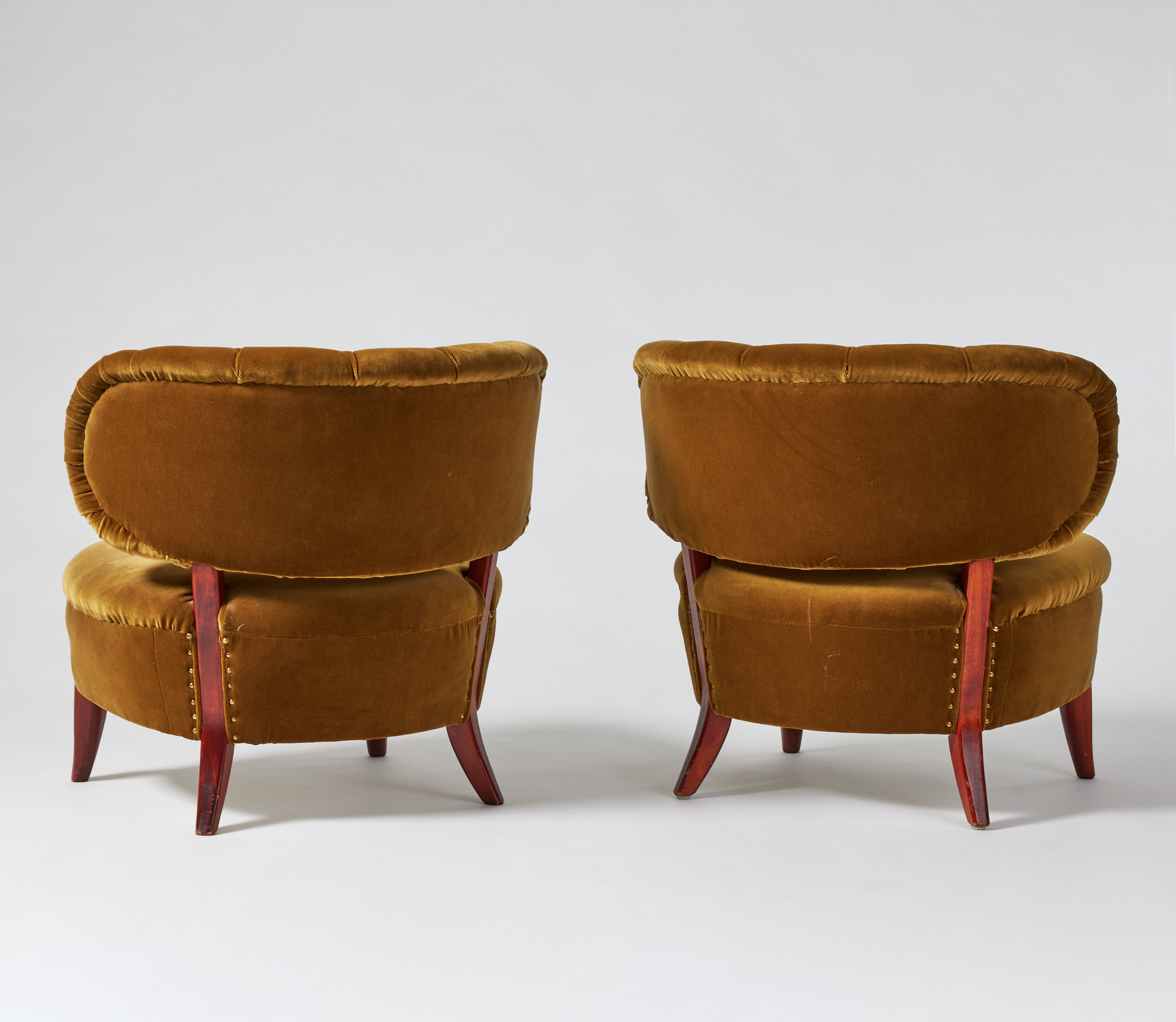 OTTO SCHULZ. Fåtöljer, ett par, Jio möbler, betsat trä, klädda i sammet ...