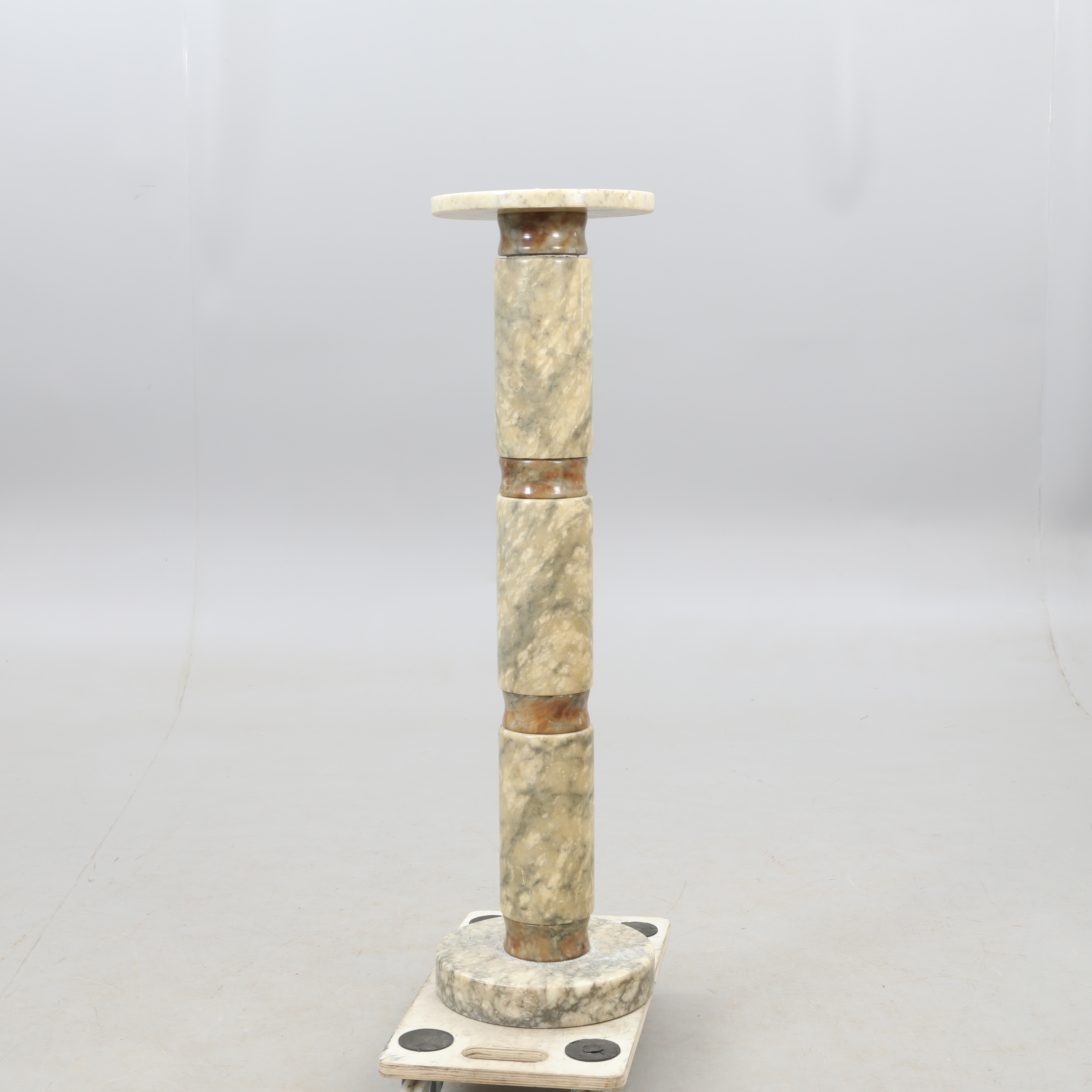 PIEDESTAL, marmor. Möbler - Övrigt - Auctionet