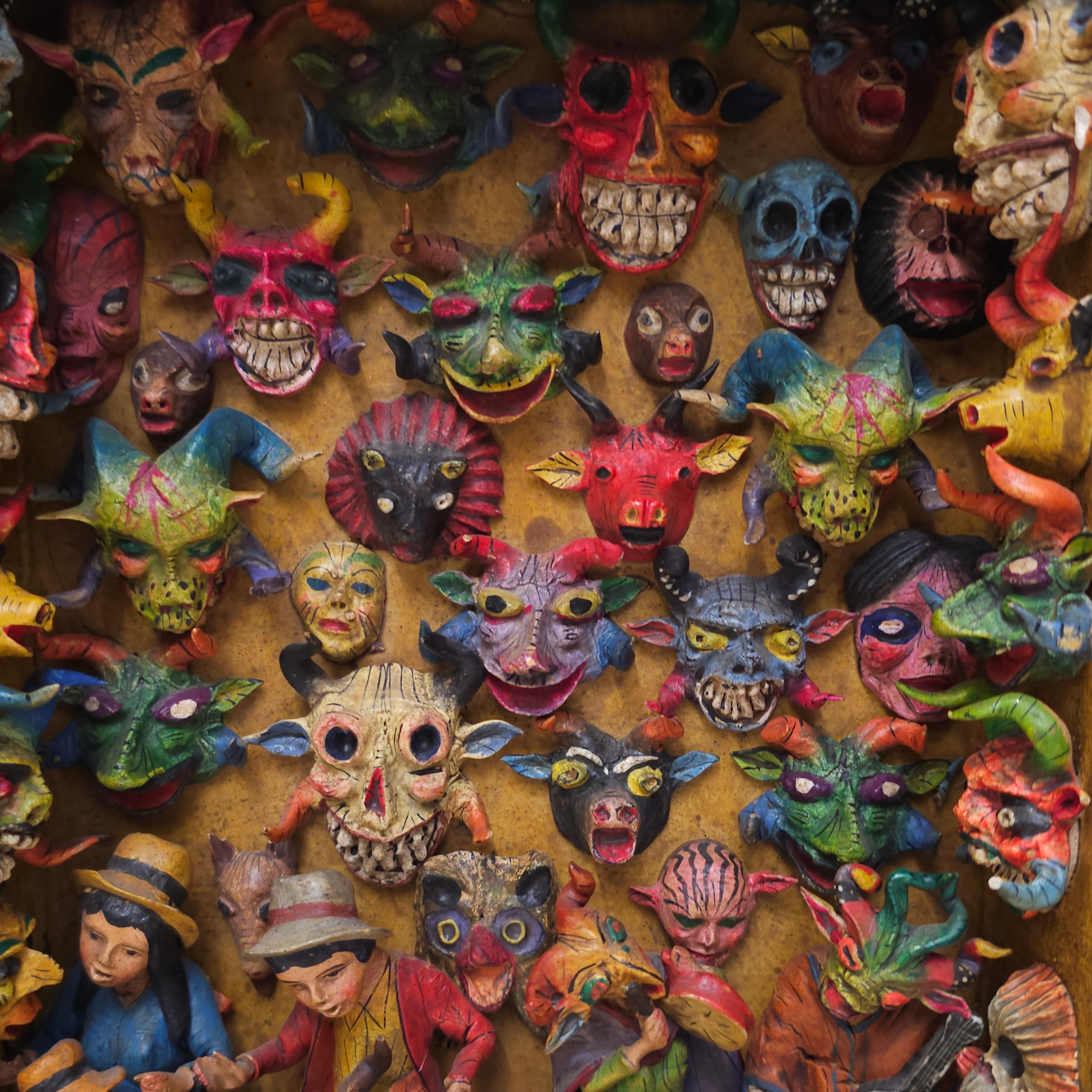 Bilder von 3215942. AYACUCHO-ALTARBILD MIT MASKEN AUS GESCHNITZTEM HOLZ ...