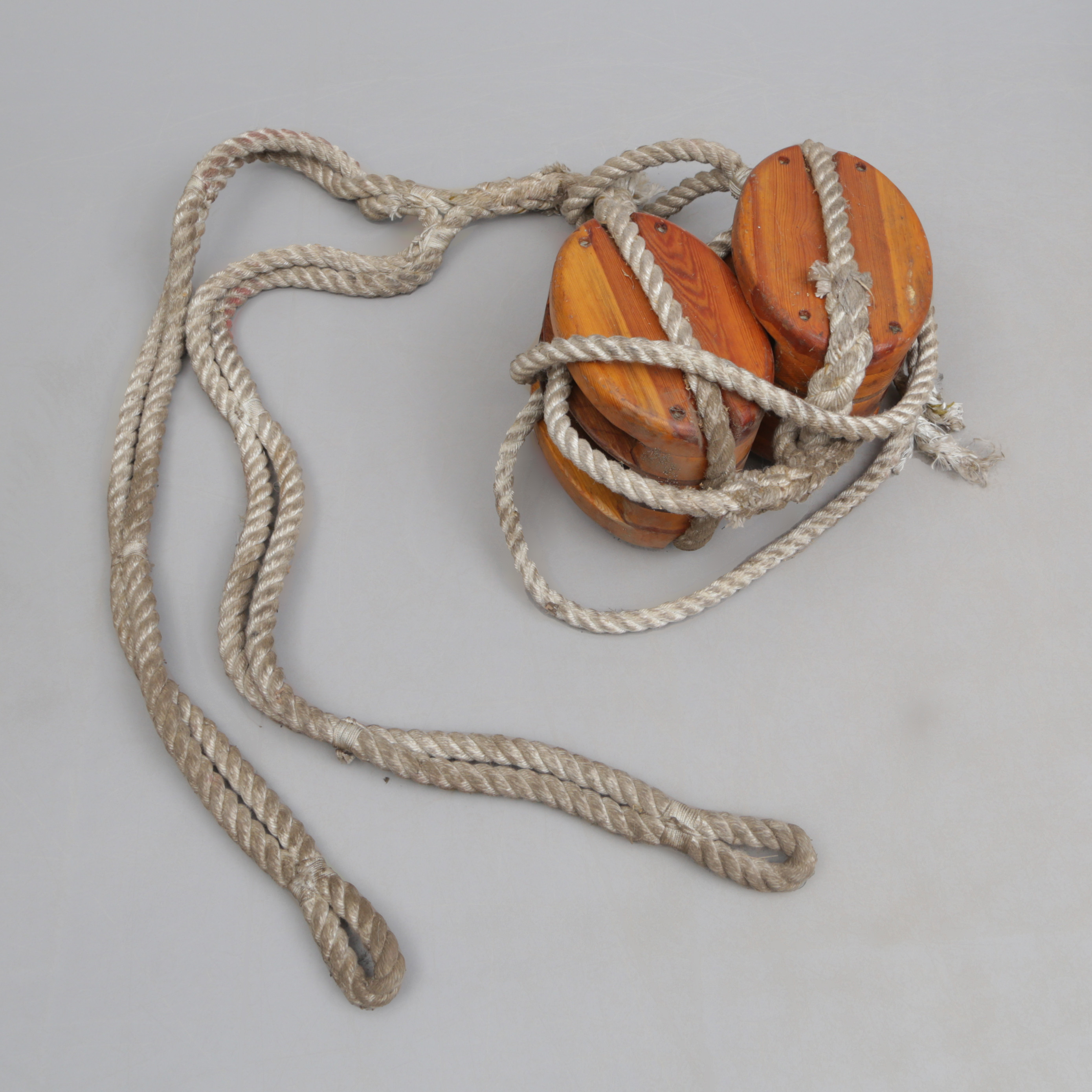 Bilder för 3225399. BLOCK och TALJA, nautika i låda. - Auctionet