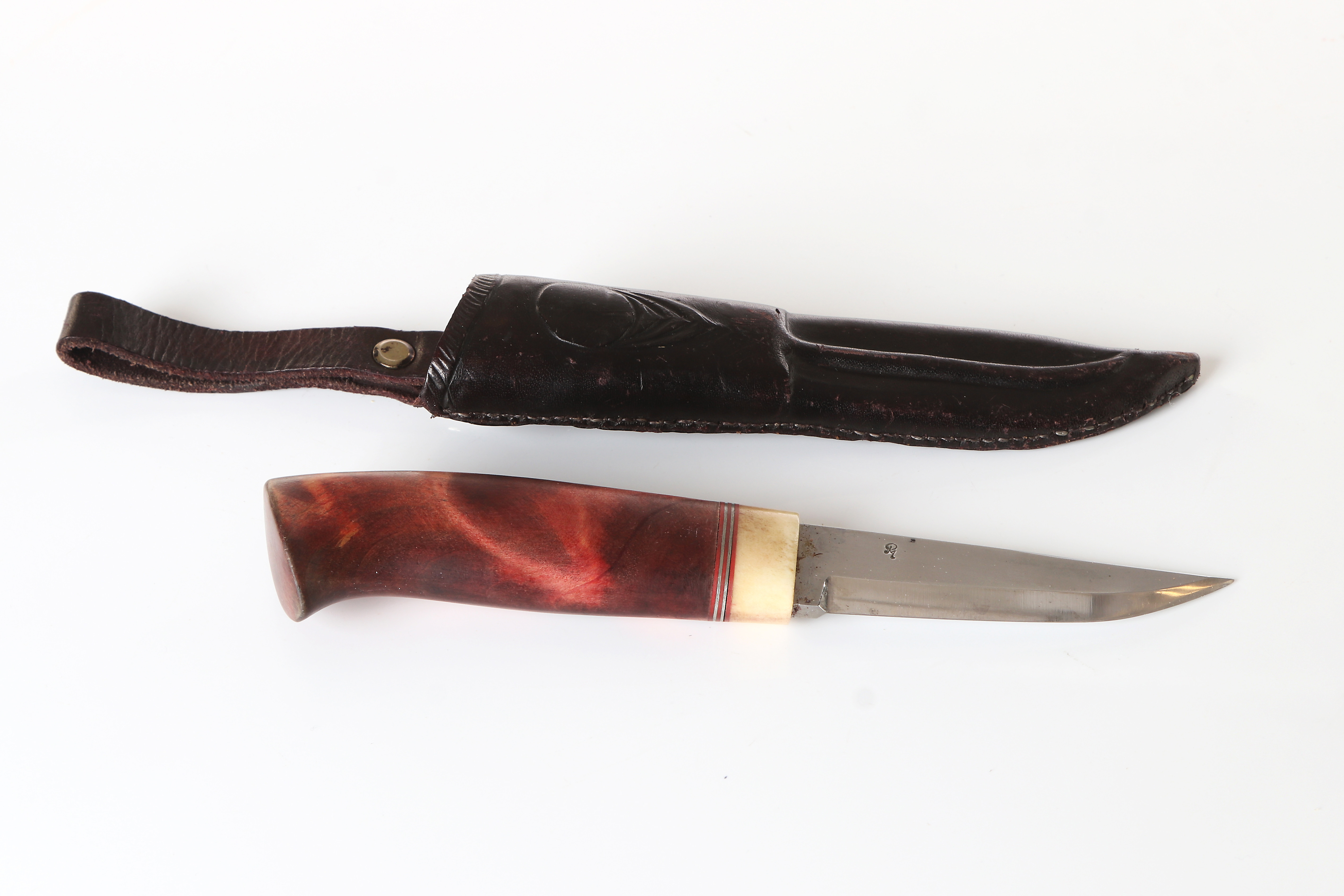 Bilder för 3227629. KNIV. Handtag i betsad björk med hornmontering ...