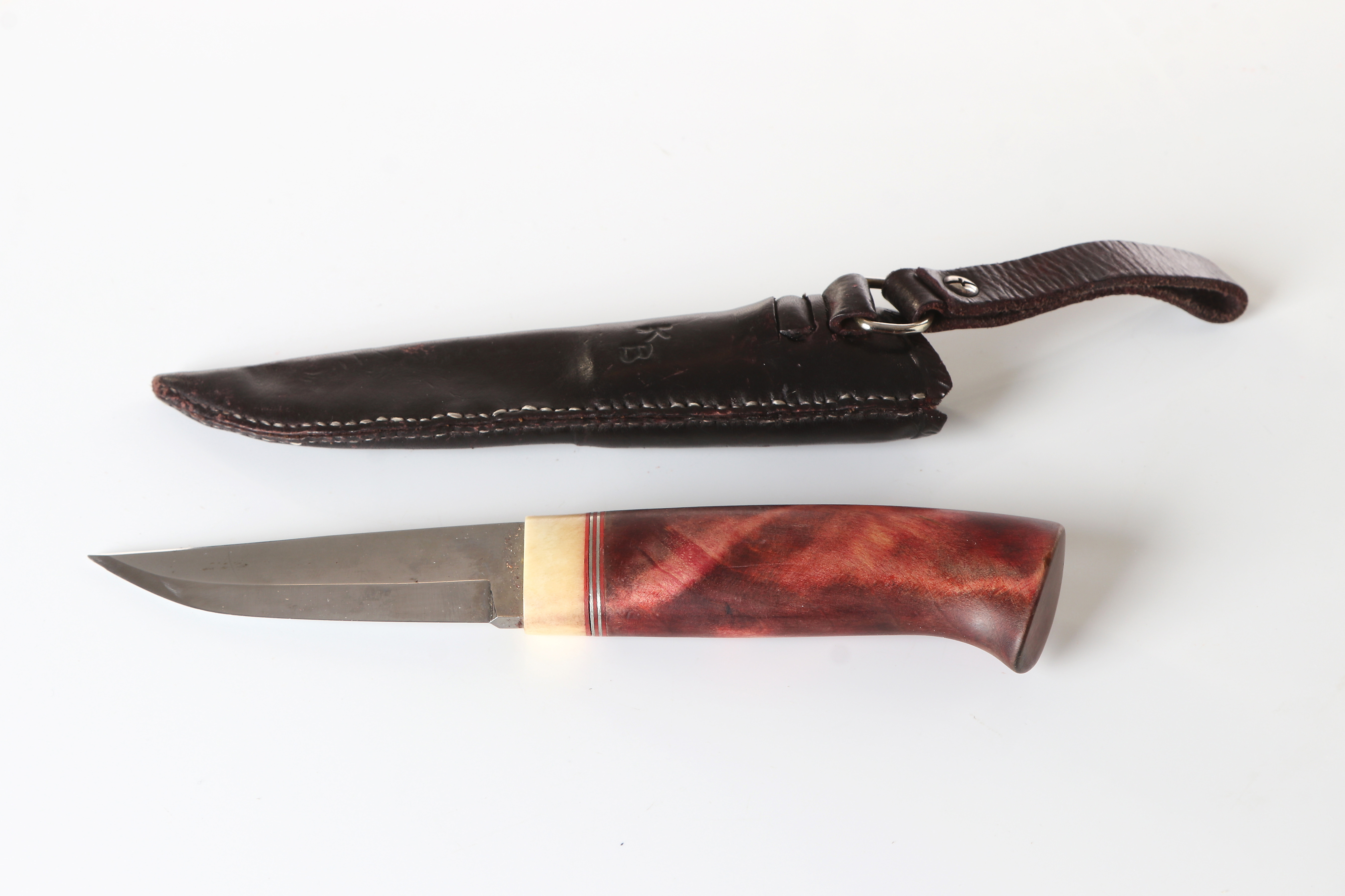 Bilder för 3227629. KNIV. Handtag i betsad björk med hornmontering ...