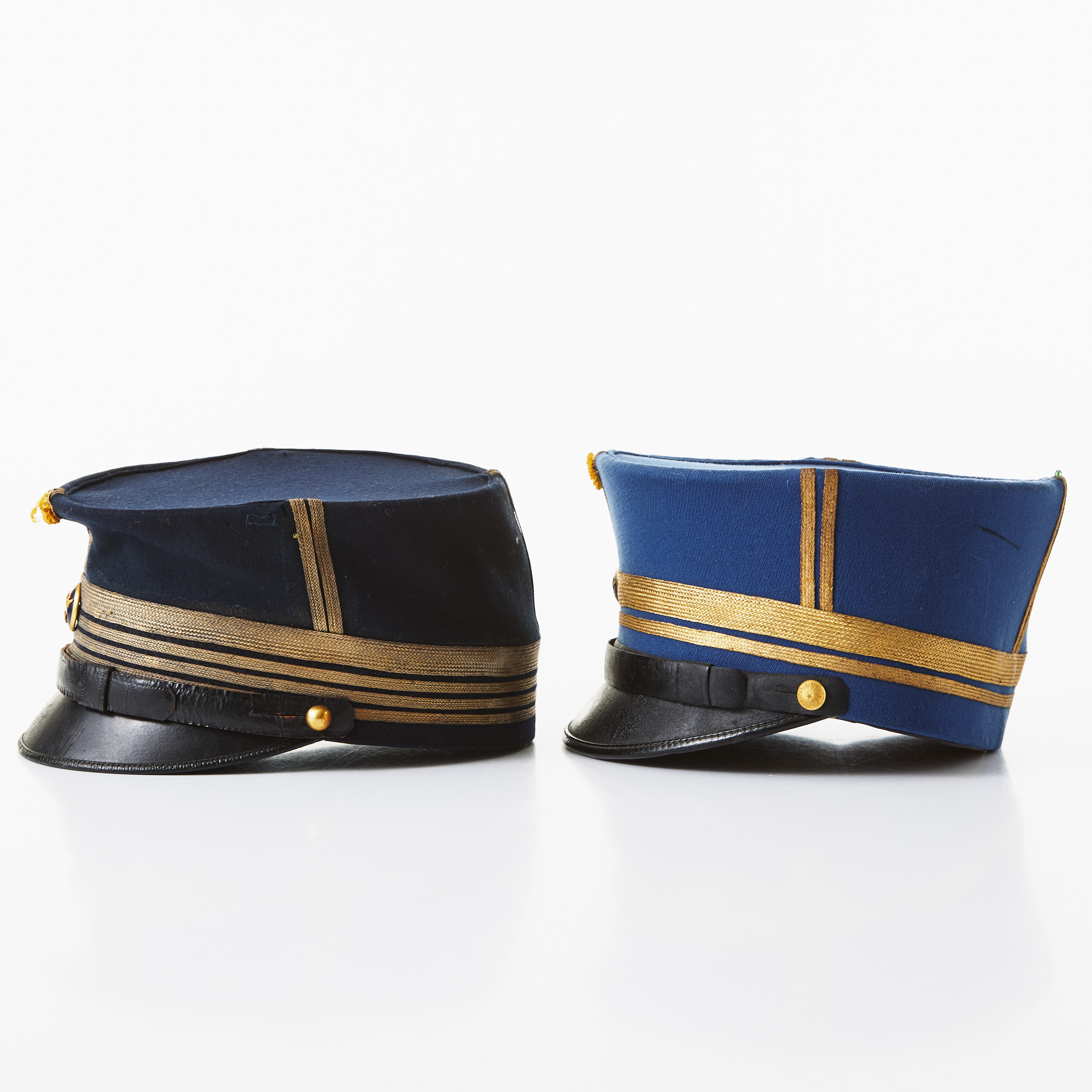 SKÄRMMÖSSOR, 2 stycken, bland annat för överste, samt fotografi av Carl ...