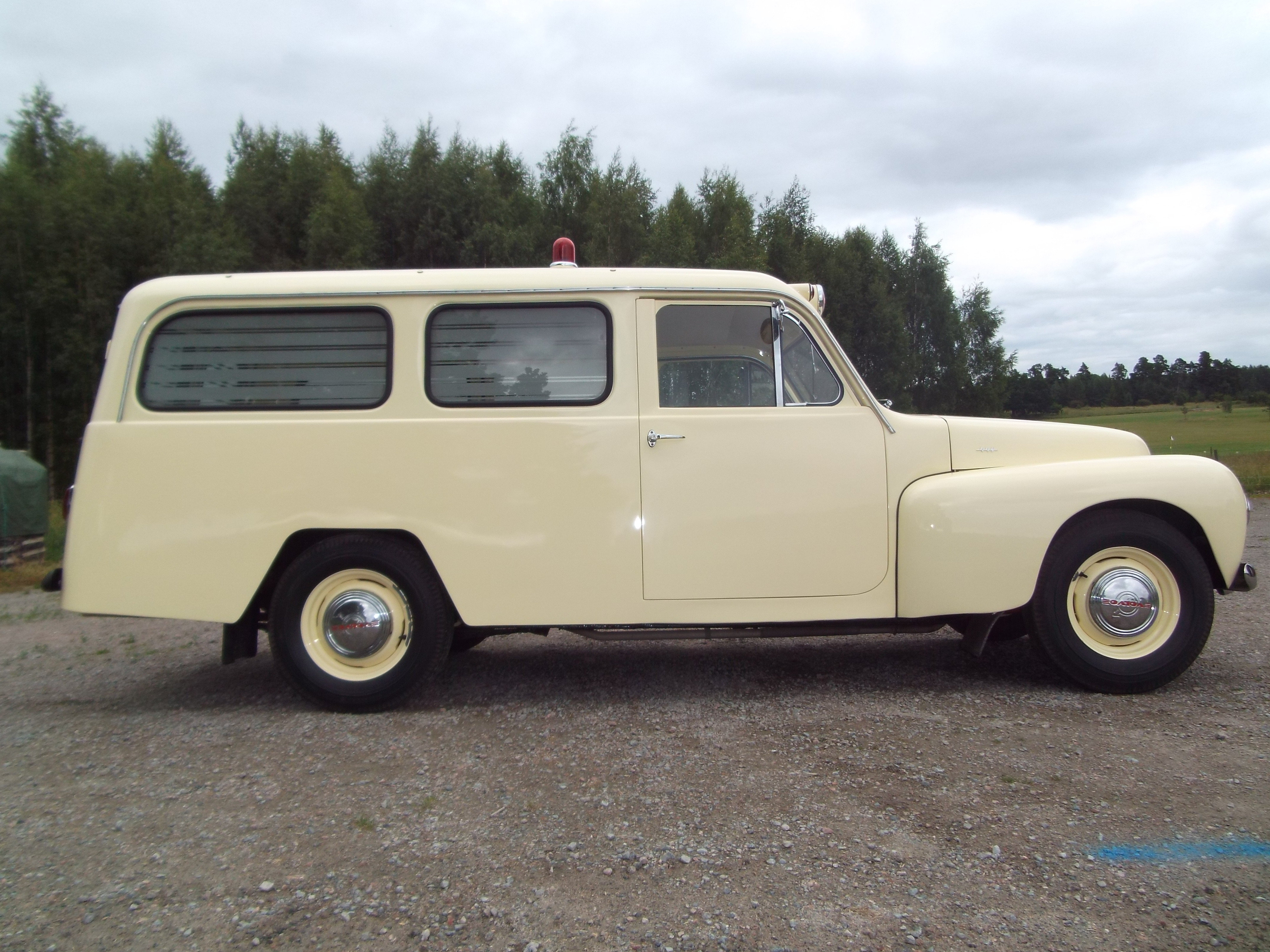 VOLVO-AMBULANS PV 445, förlängd handbyggd Grip-kaross, 1957. Fordon ...