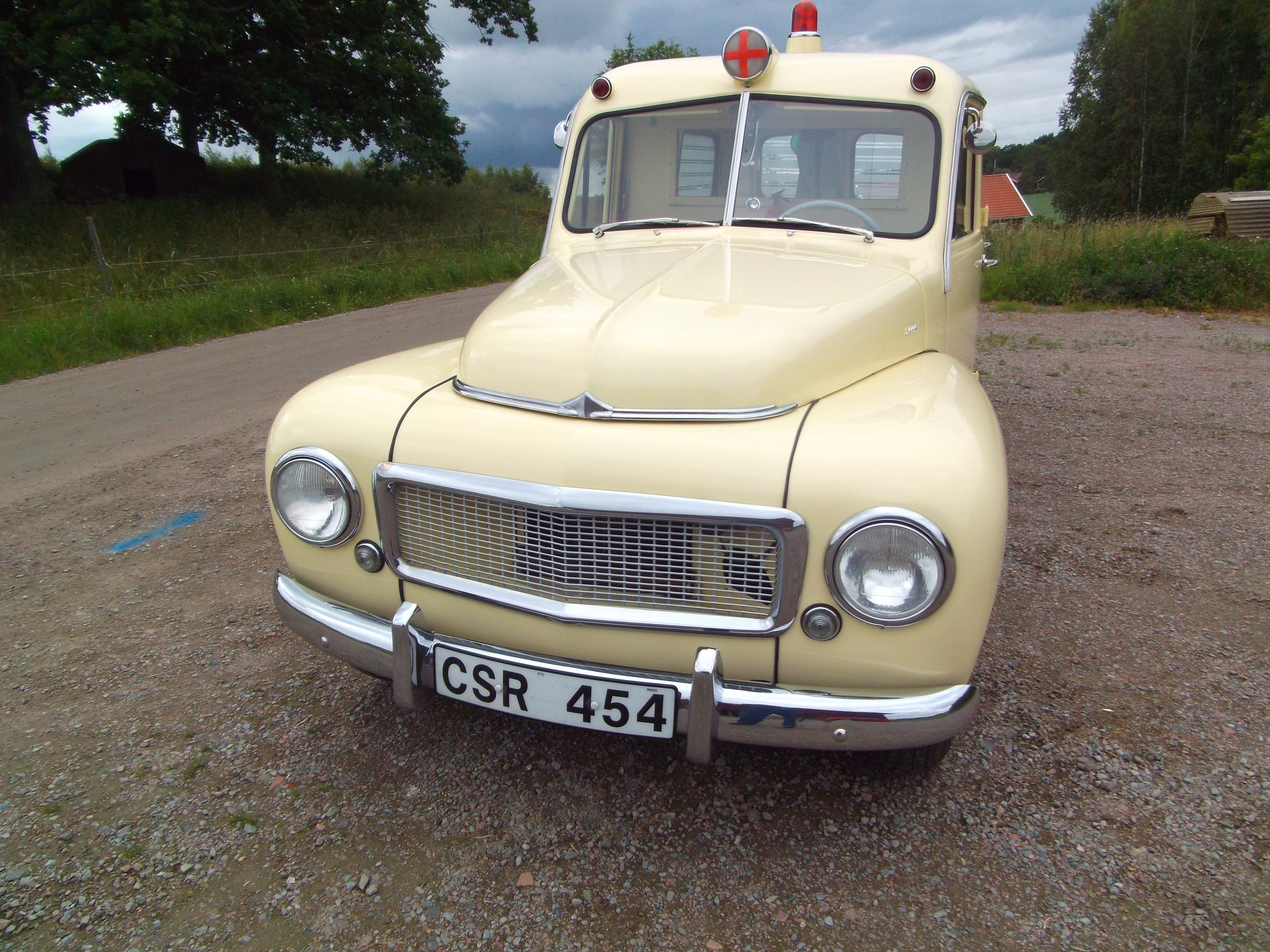 VOLVO-AMBULANS PV 445, förlängd handbyggd Grip-kaross, 1957. Fordon ...