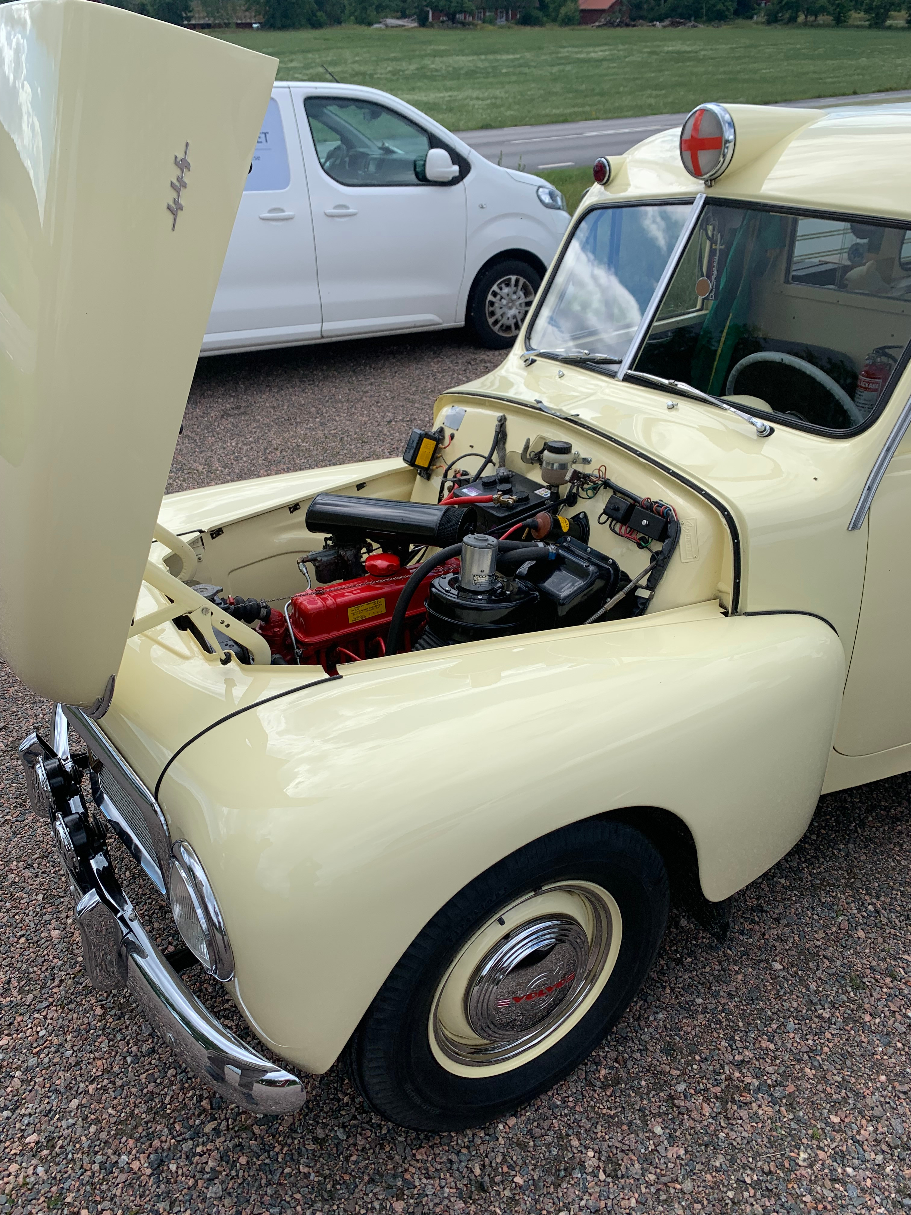 VOLVO-AMBULANS PV 445, förlängd handbyggd Grip-kaross, 1957. Fordon ...