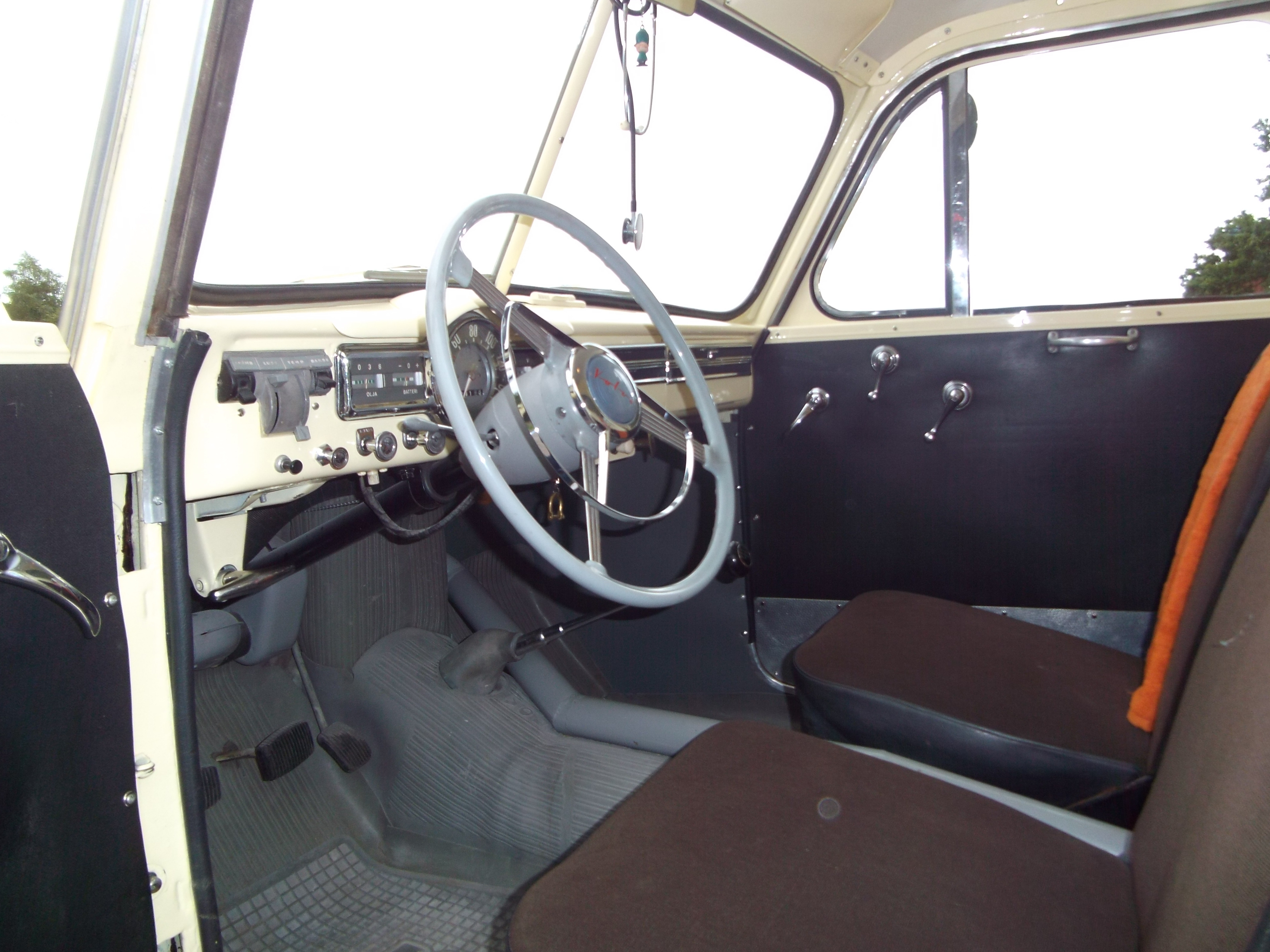 VOLVO-AMBULANS PV 445, förlängd handbyggd Grip-kaross, 1957. Fordon ...