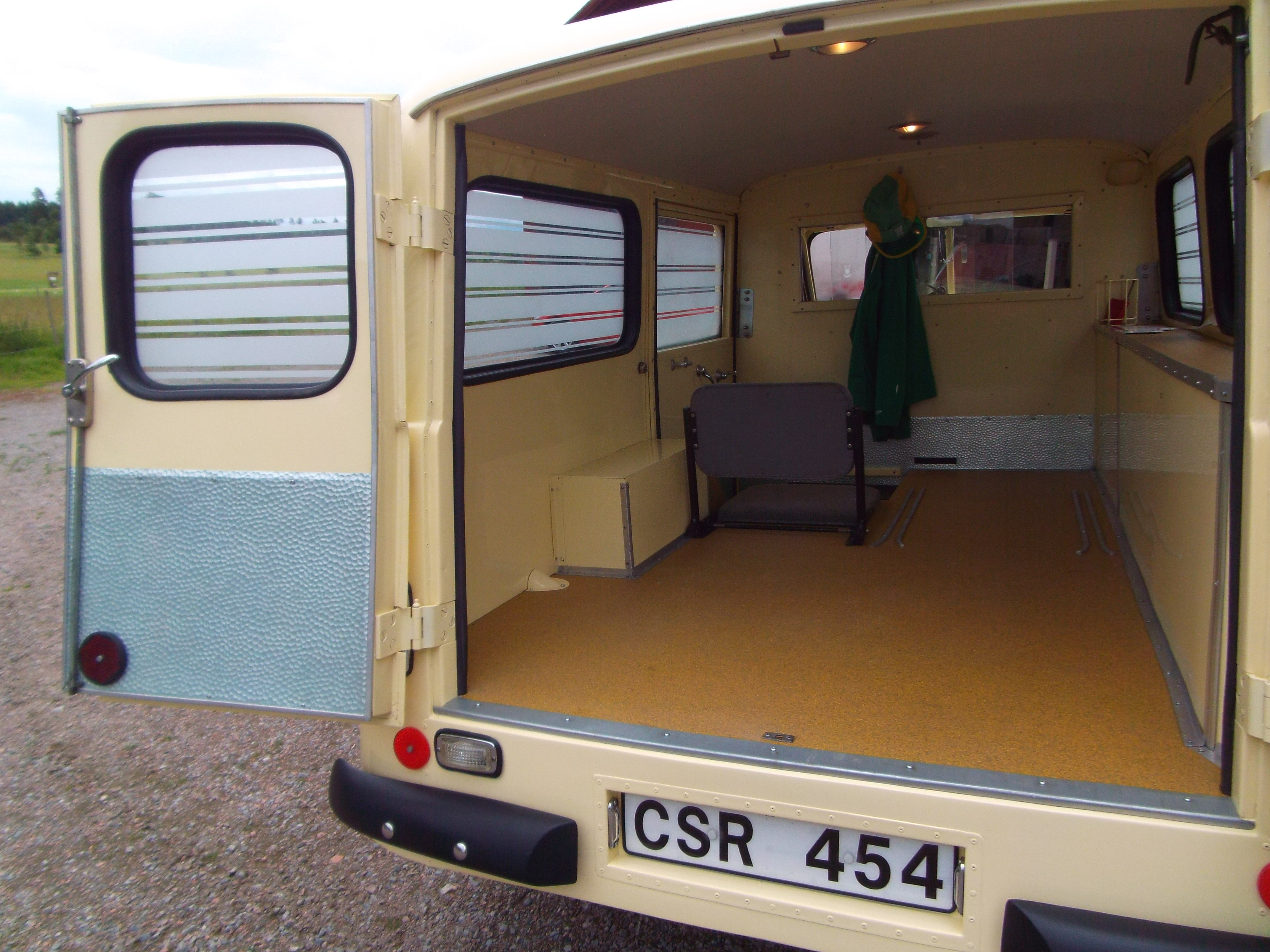 VOLVO-AMBULANS PV 445, förlängd handbyggd Grip-kaross, 1957. Fordon ...
