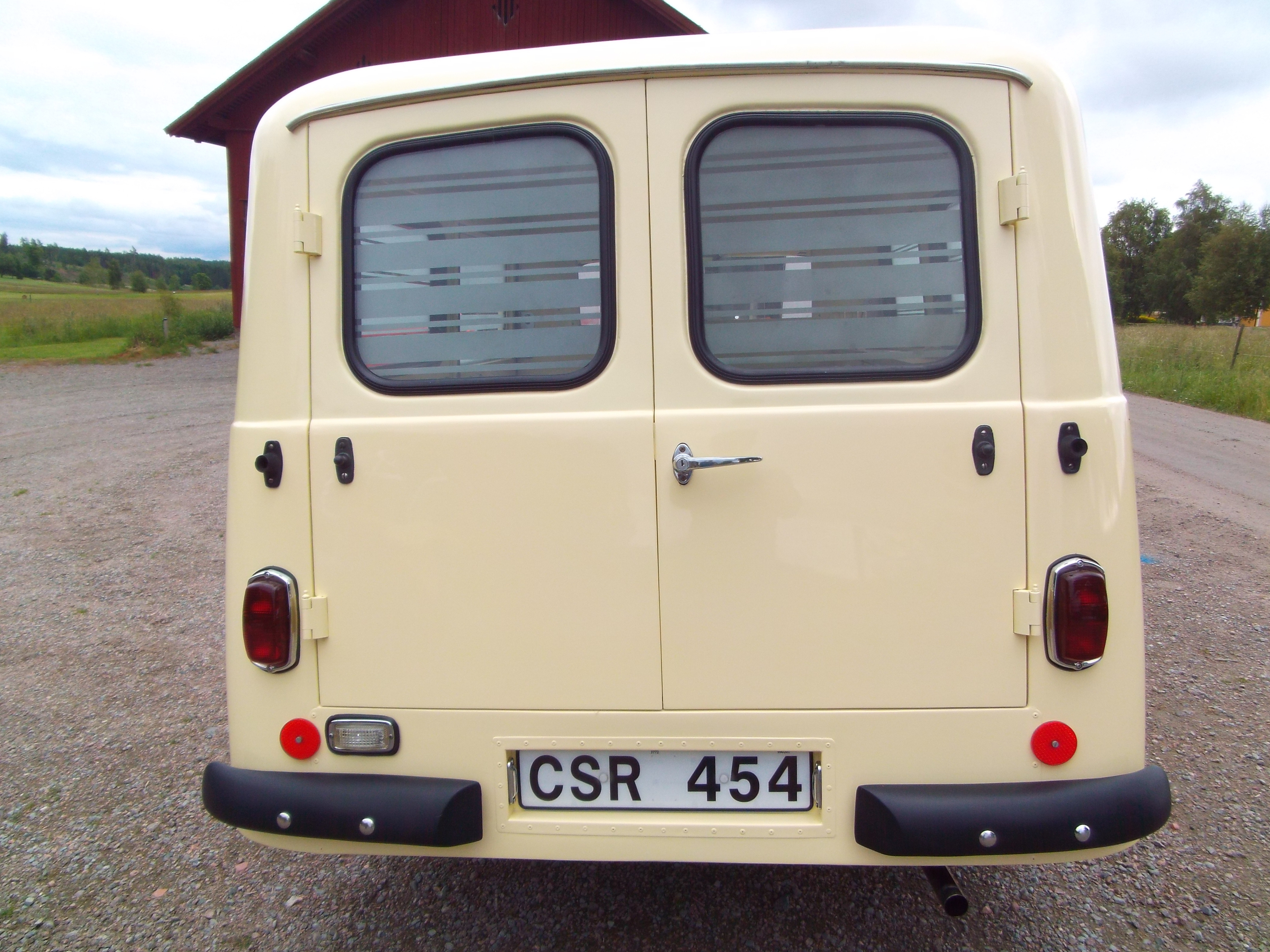VOLVO-AMBULANS PV 445, förlängd handbyggd Grip-kaross, 1957. Fordon ...