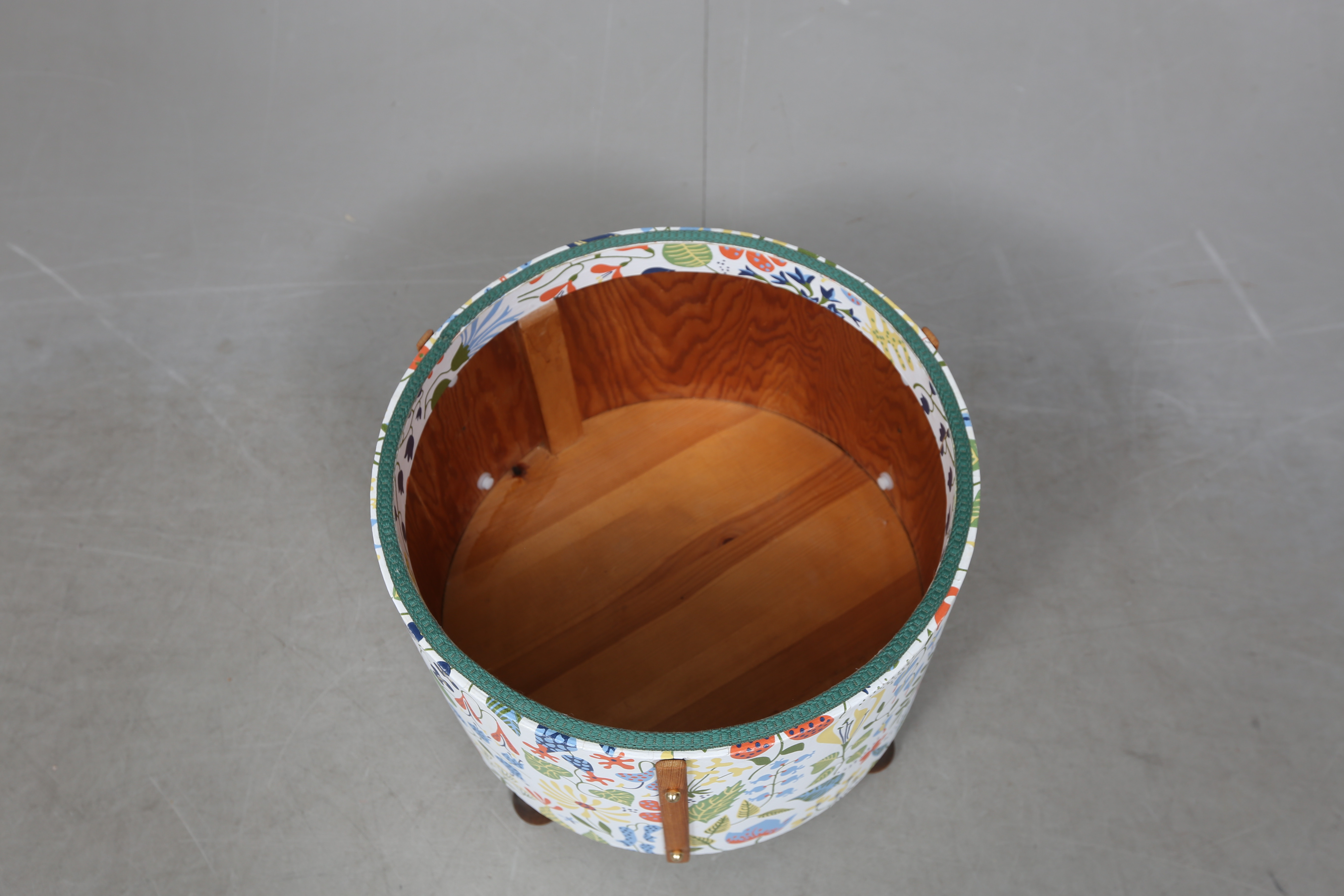 PUFF med förvaring, 1900-tal. Möbler - Fåtöljer & Stolar - Auctionet