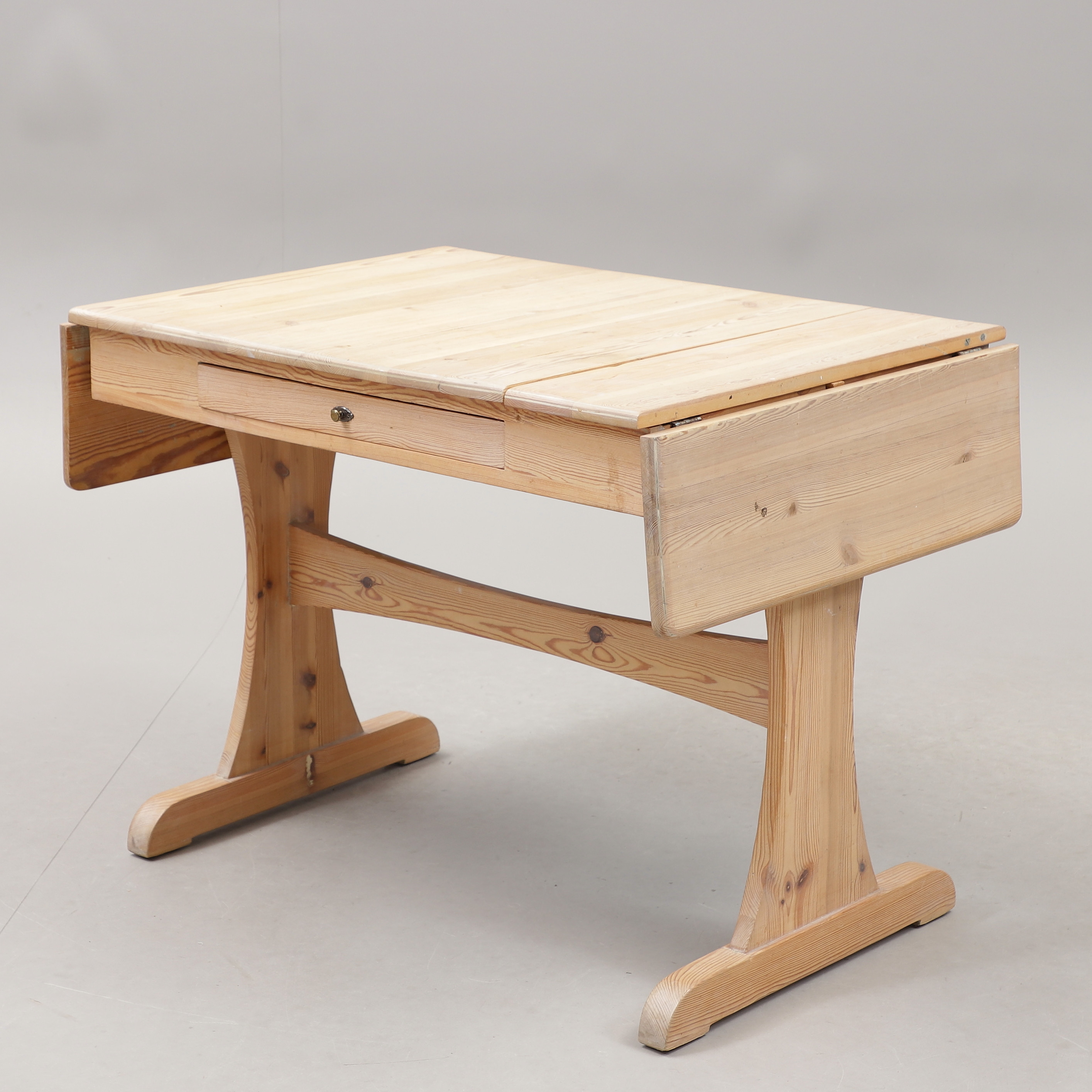 KLAFFBORD med låda, furu, allmoge, 1800/1900-tal. Möbler - Bord - Auctionet