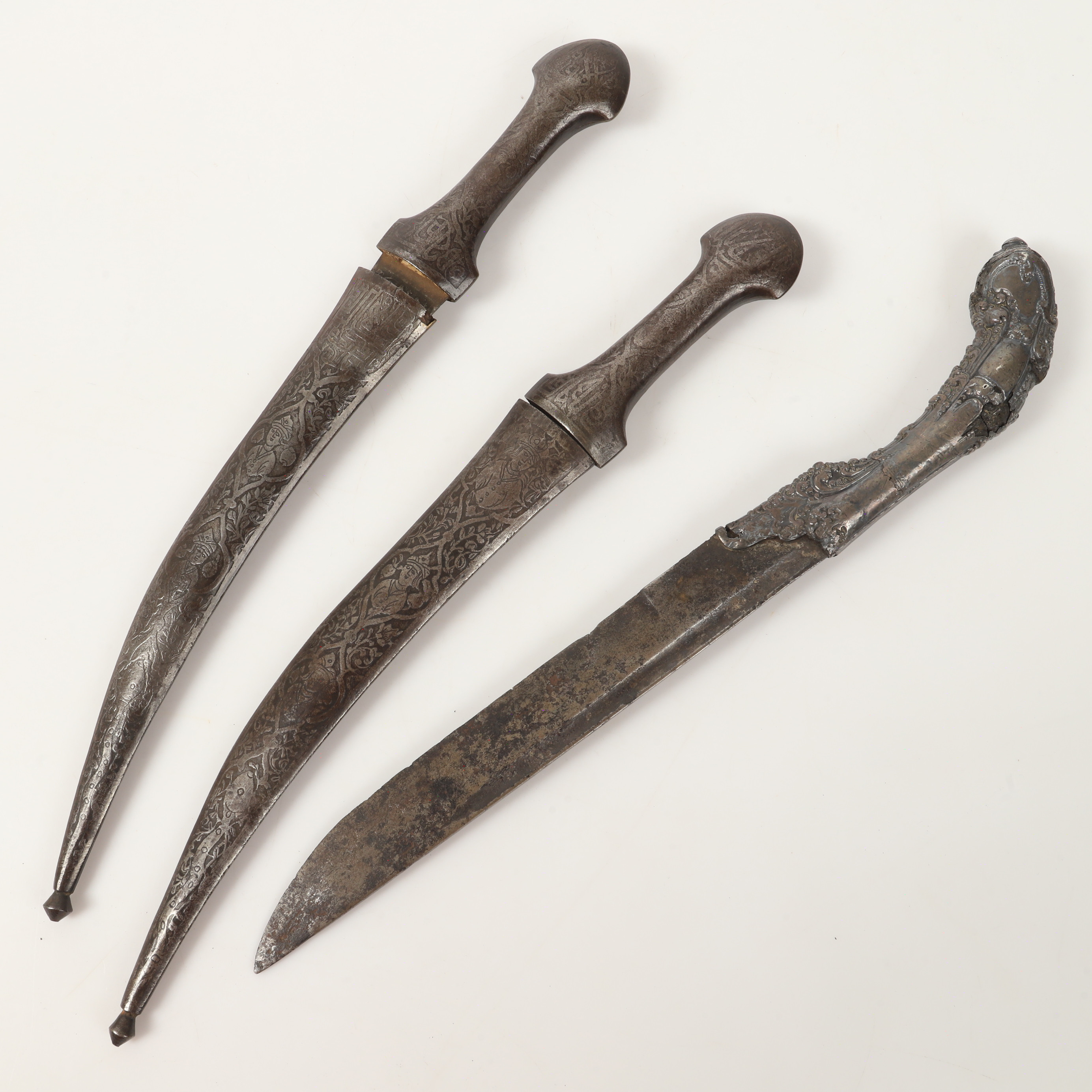 DOLKAR, 3 stycken, orientaliska. Vapen & Militaria - Blankvapen - Auctionet