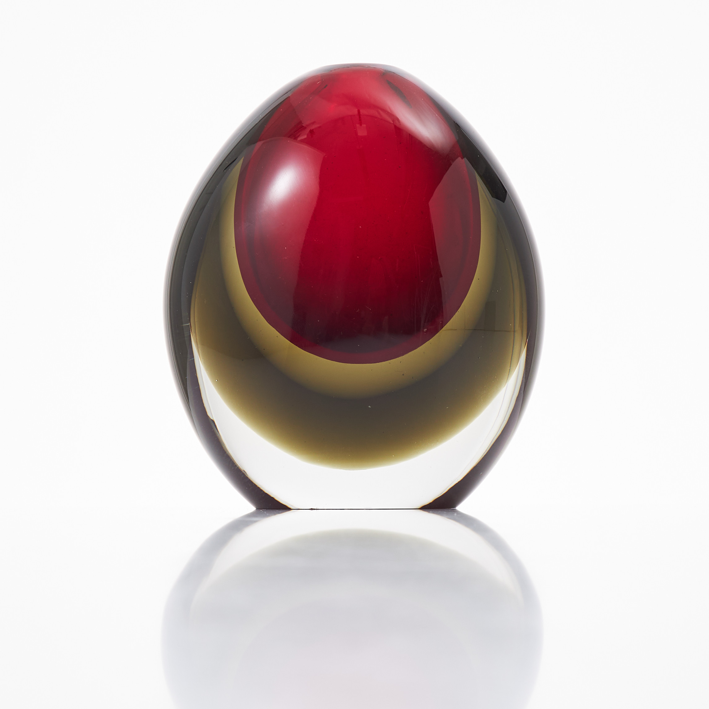 KAJ FRANCK (1911-1989). vase, glass, Nuutajärvi, Notsjö, red and smoke ...