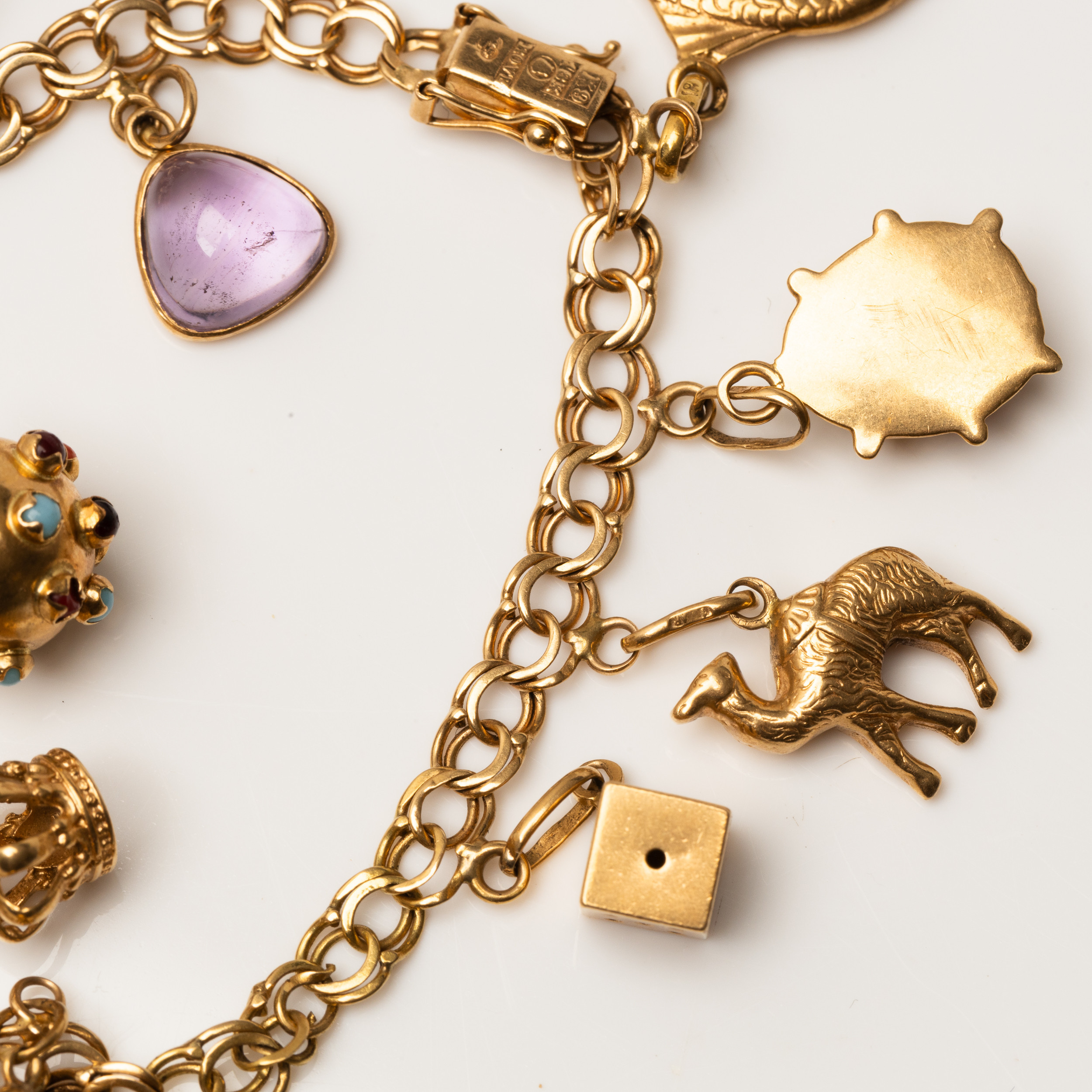 ARMBAND med BERLOCKER, 18k guld. Smycken & Ädelstenar - Armband - Auctionet