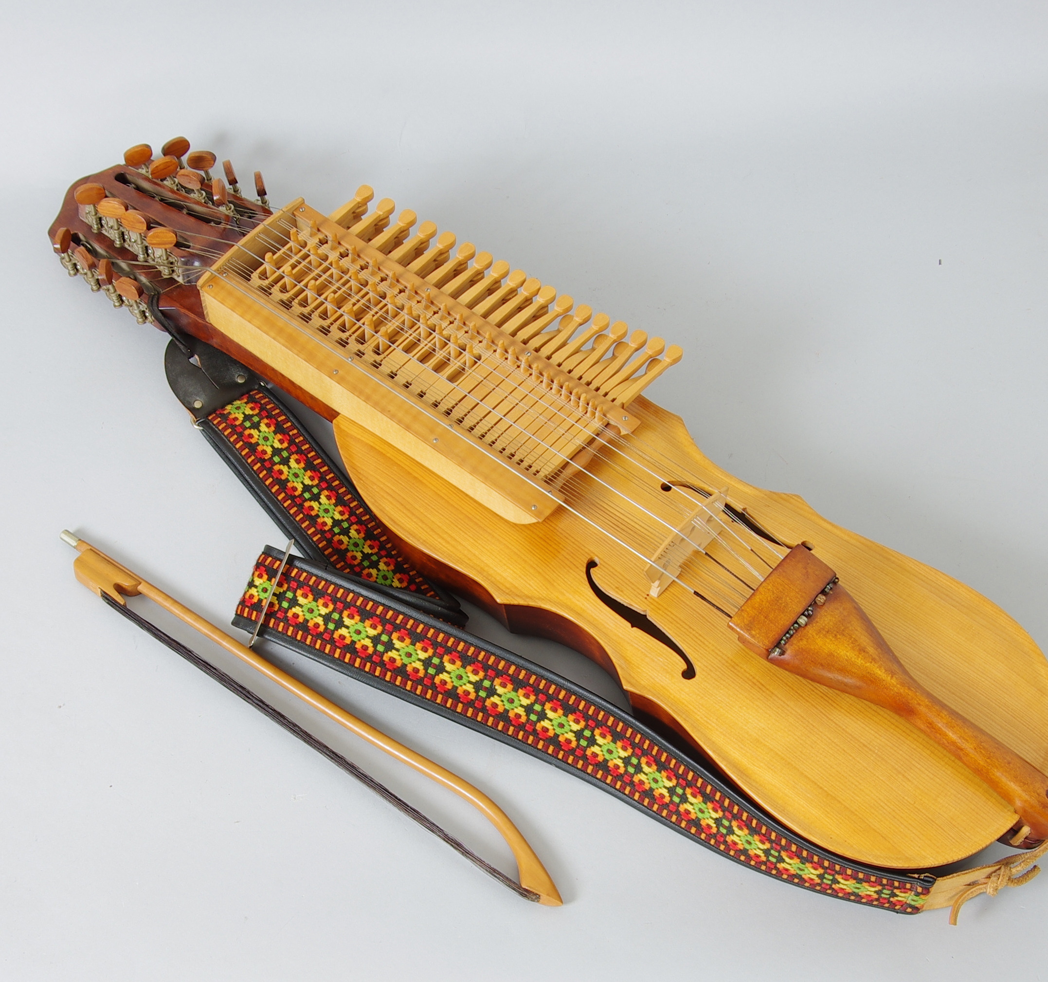 NYCKELHARPA, Reine Trygg 1977. Övrigt - Musikinstrument - Auctionet