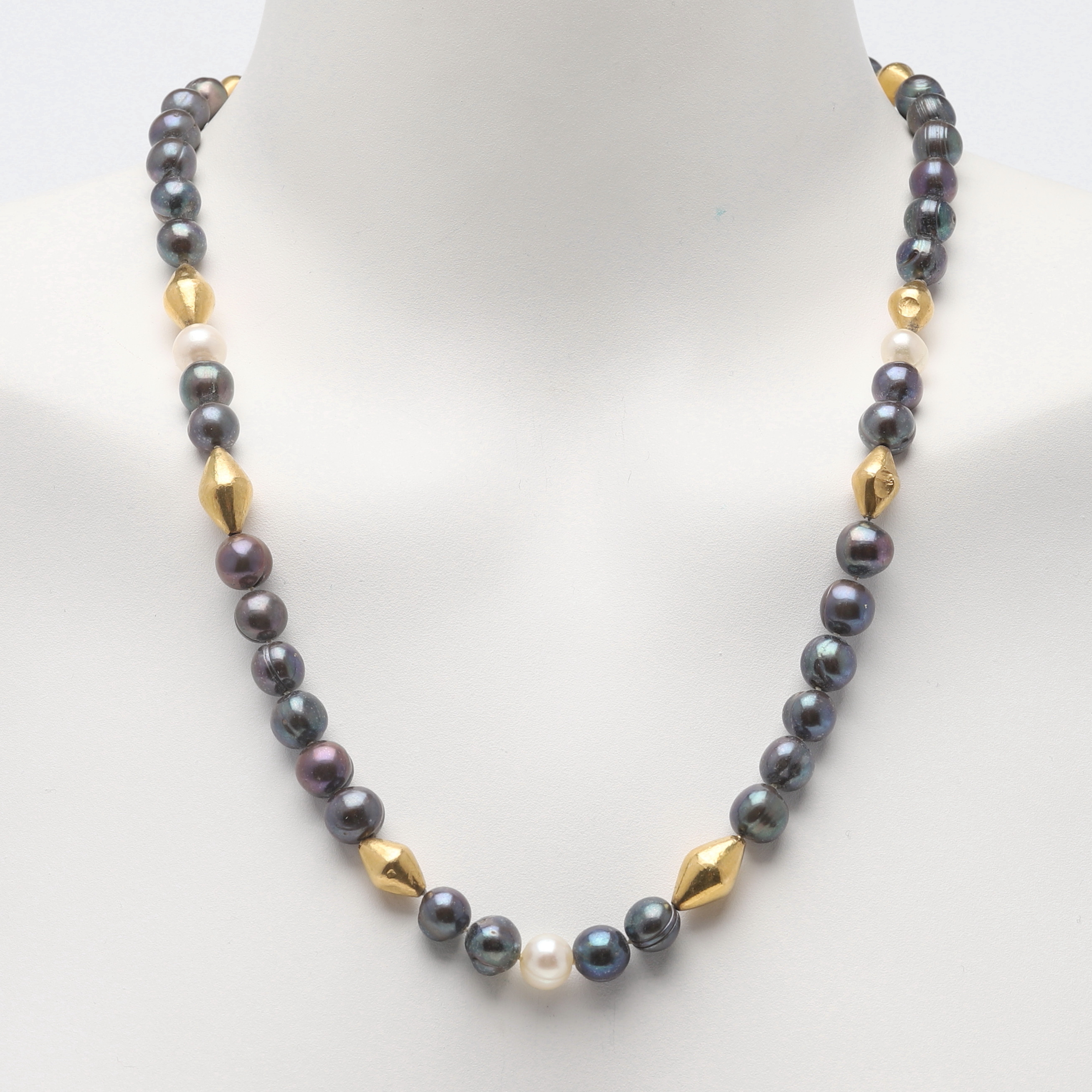 COLLIER, 18k guld & pärlor, JKa. Smycken & Ädelstenar - Collier - Auctionet