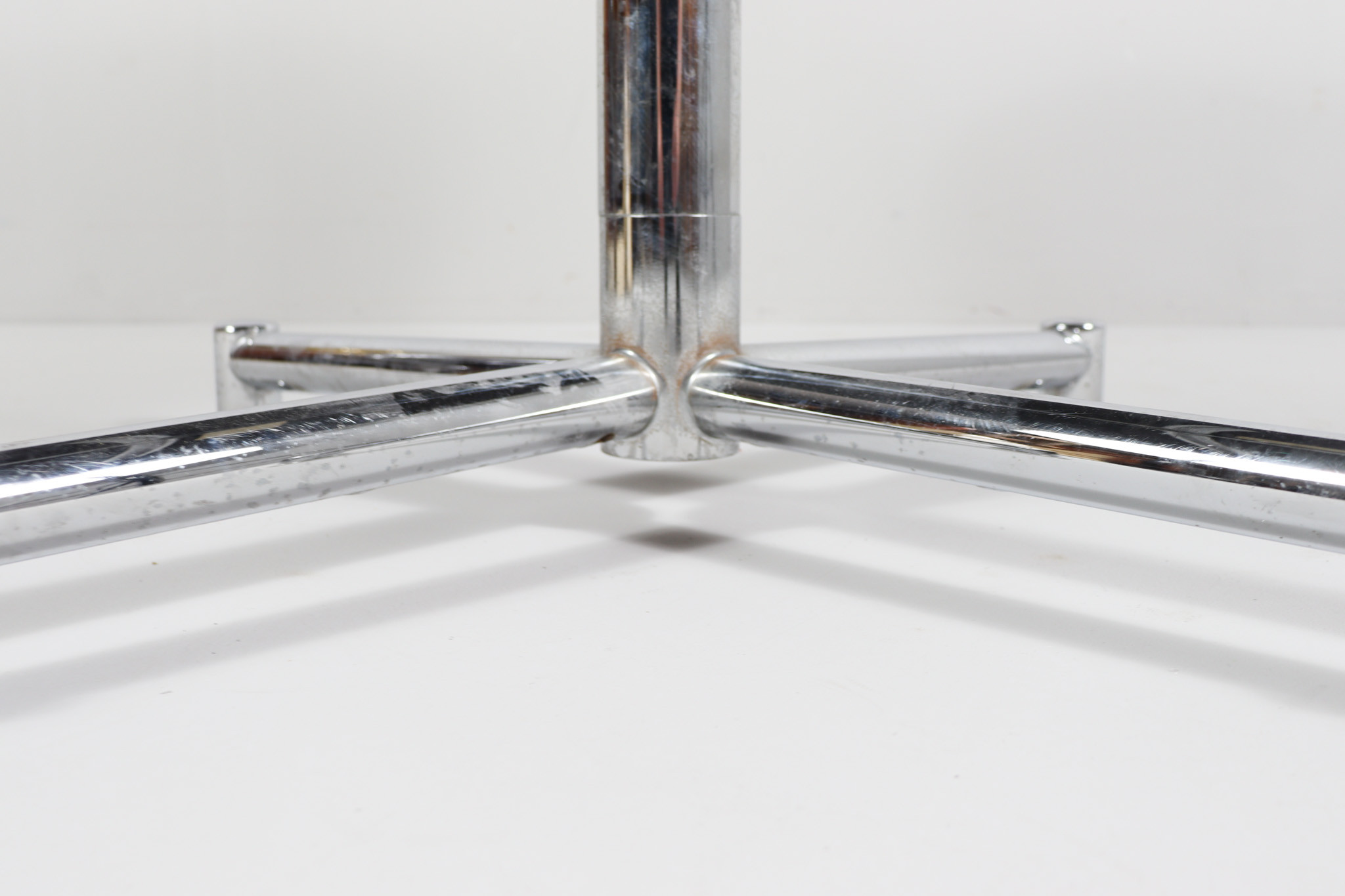 Images for 3361841. WALTER KNOLL. Round dining table/conference table ...