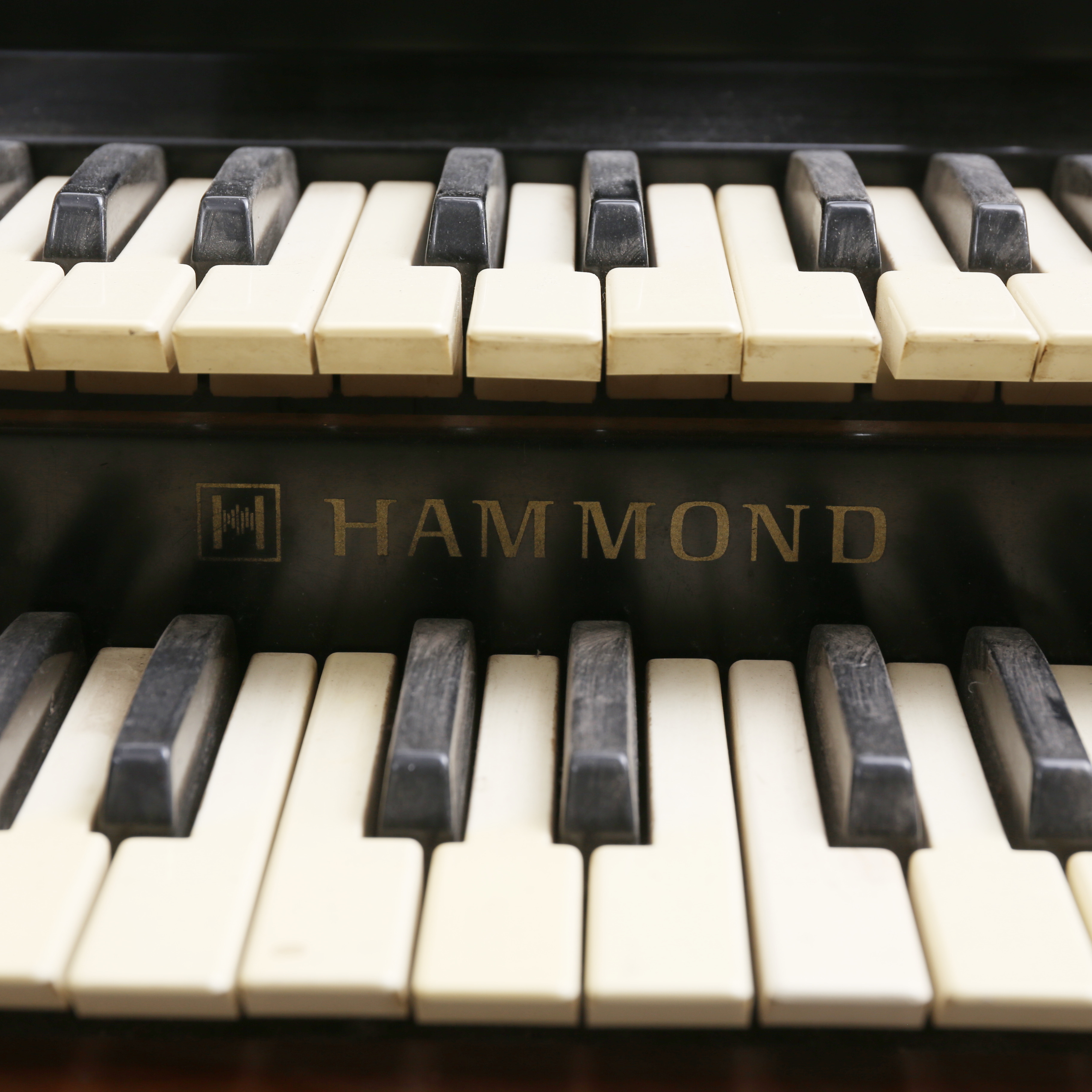 ORGEL, Hammond L100. Samlarföremål - Musikinstrument - Auctionet