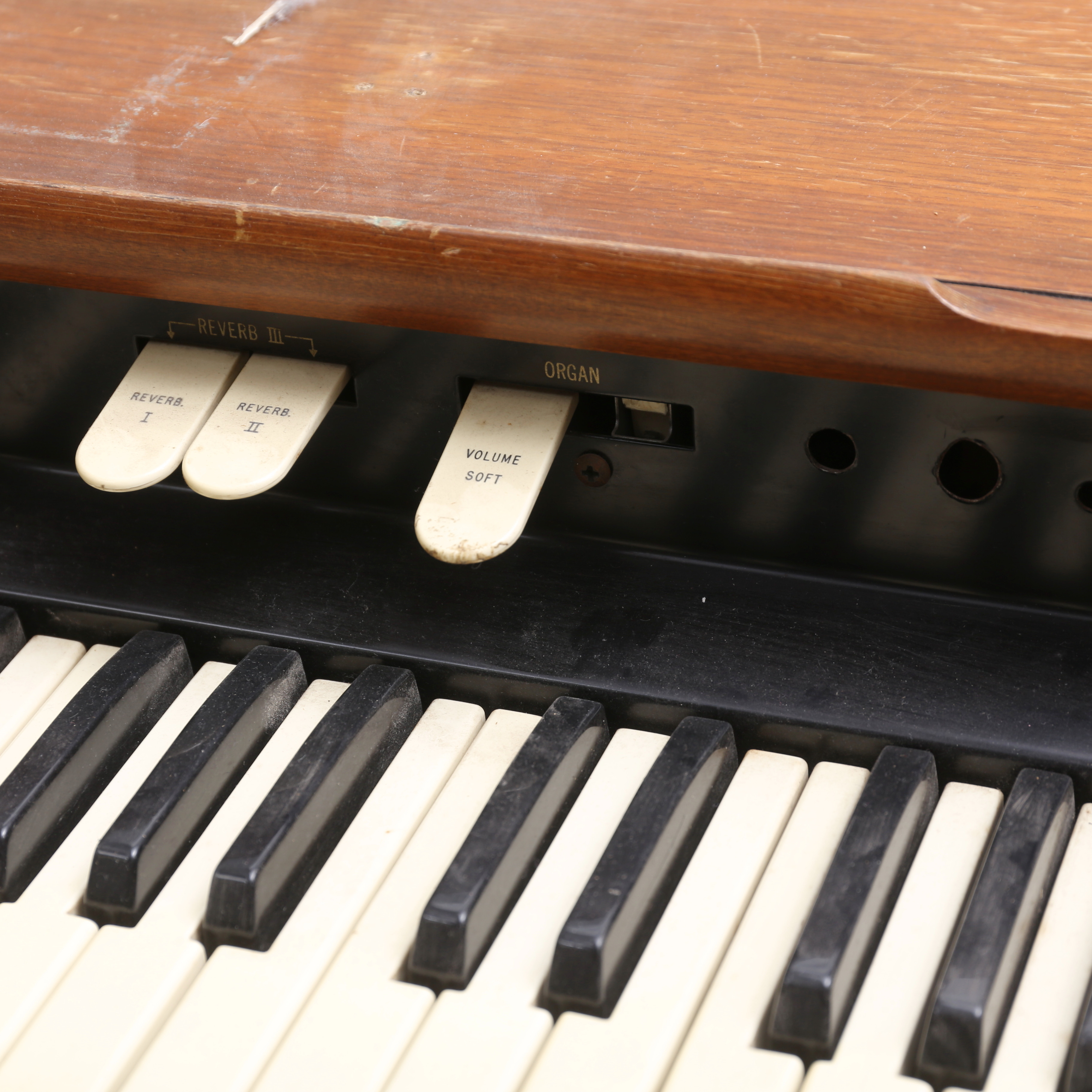 ORGEL, Hammond L100. Samlarföremål - Musikinstrument - Auctionet