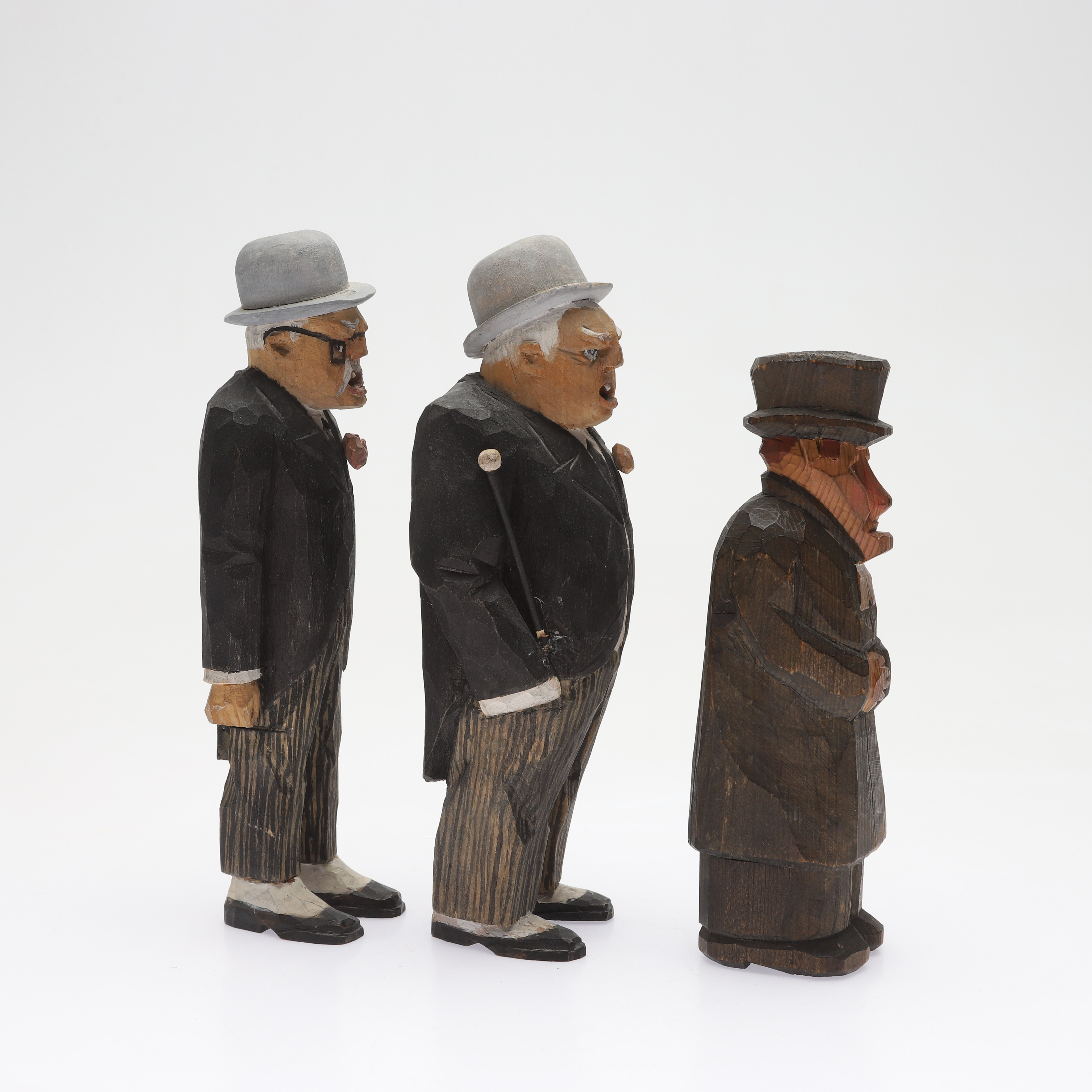 TRÄFIGURER, 3 st, b.la. Axel Ericson, Västervik, signerade och daterade ...